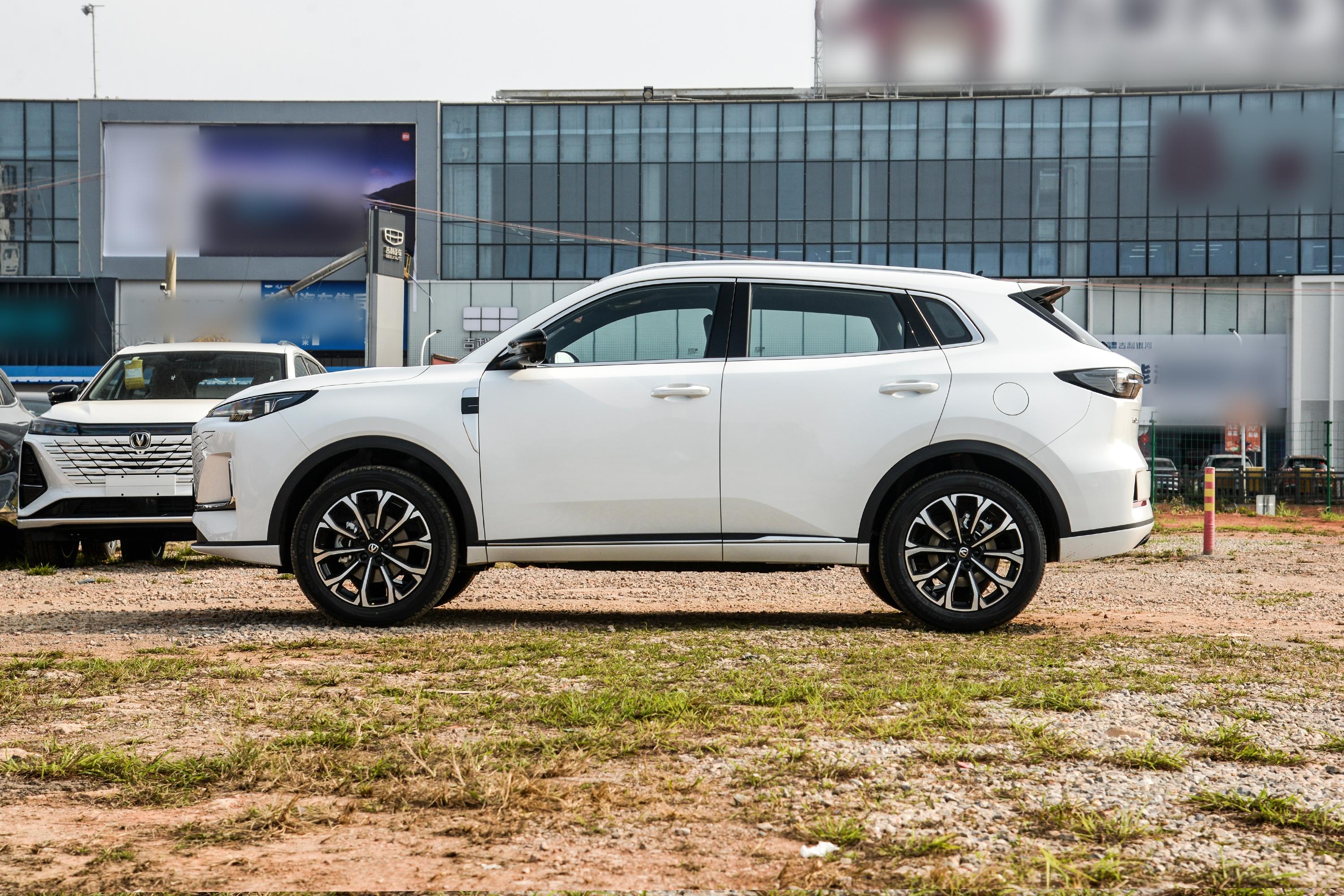 【长安CS55PLUS PHEV智慧新蓝鲸 1.5L 125km 超能版正侧车头向左水平图片-汽车图片大全】-易车