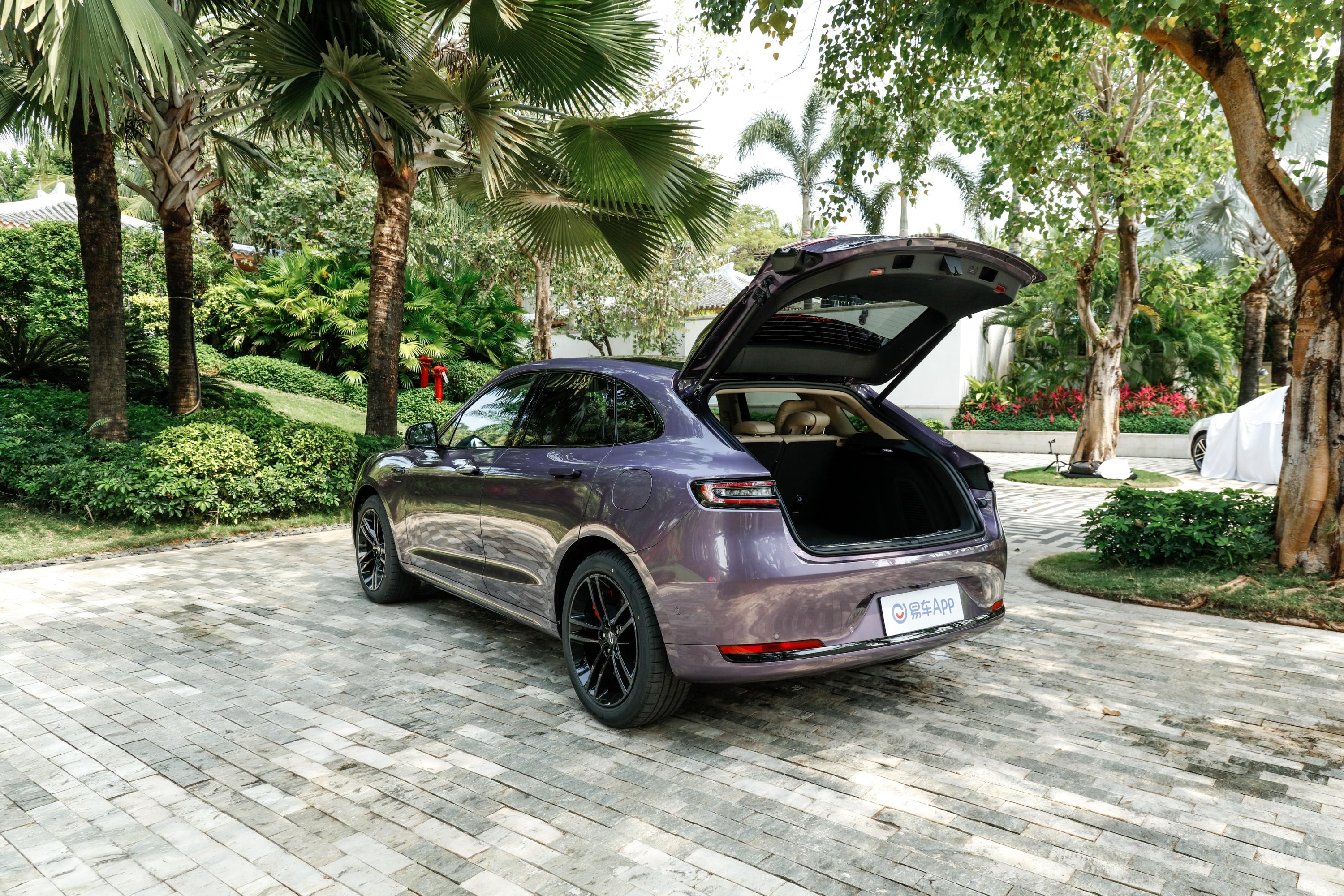 【问界M5增程版 230km Ultra 四驱版后备厢开启45度侧拍图片-汽车图片大全】-易车