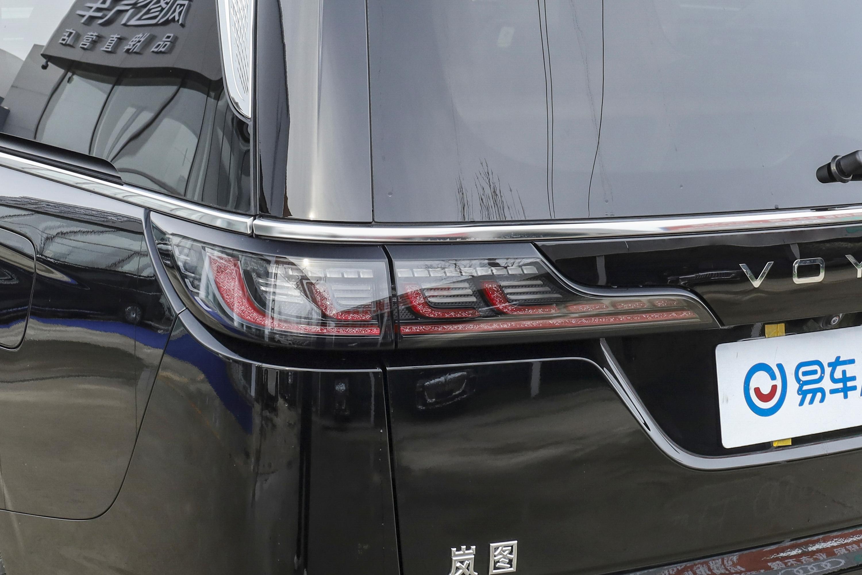 【岚图梦想家插电混动 1.5T 235km 四驱卓越乾崑版尾灯侧45度俯拍图片-汽车图片大全】-易车