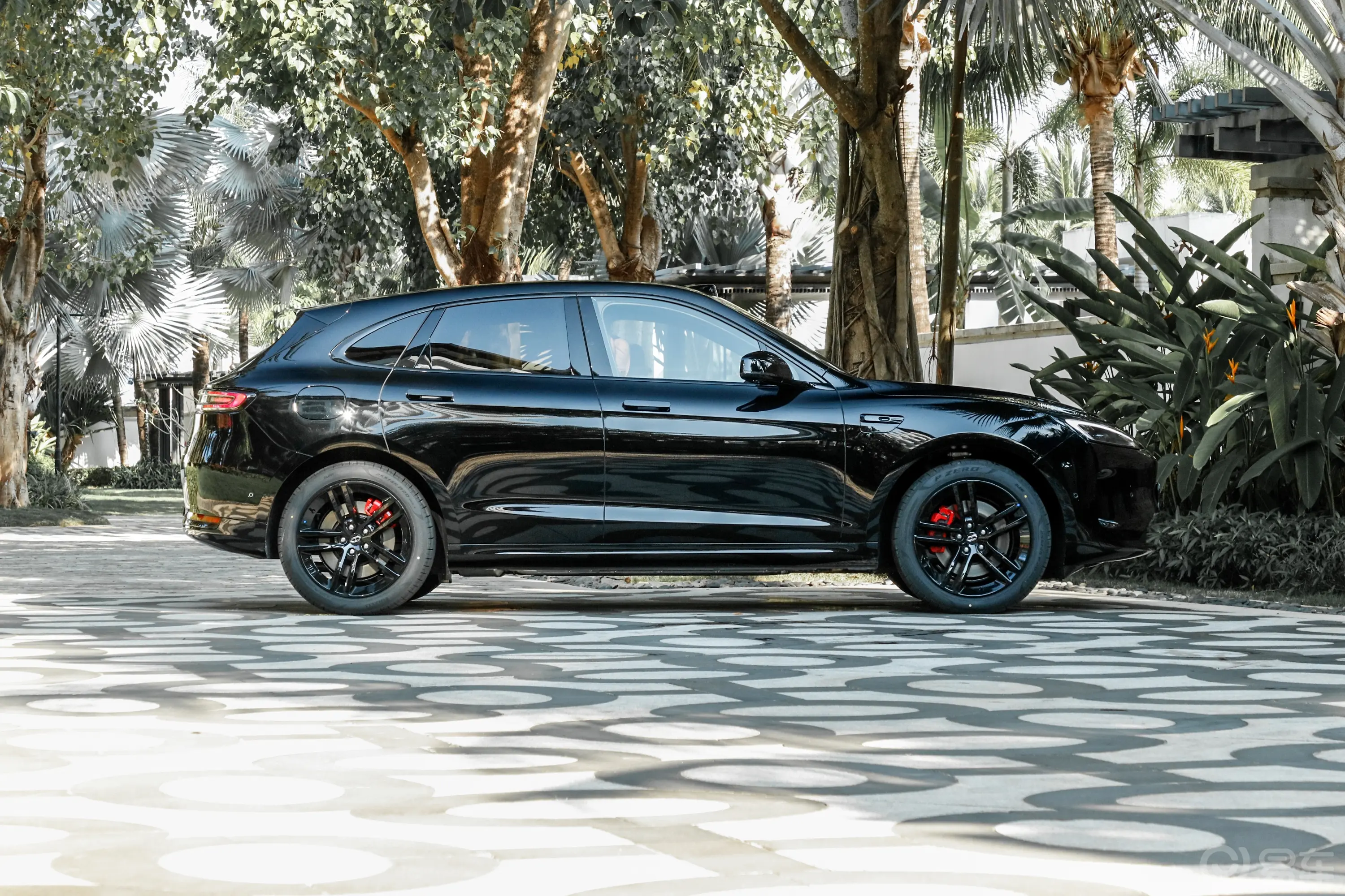 【问界M5增程版 230km Ultra 四驱版正侧车头向右水平图片-汽车图片大全】-易车