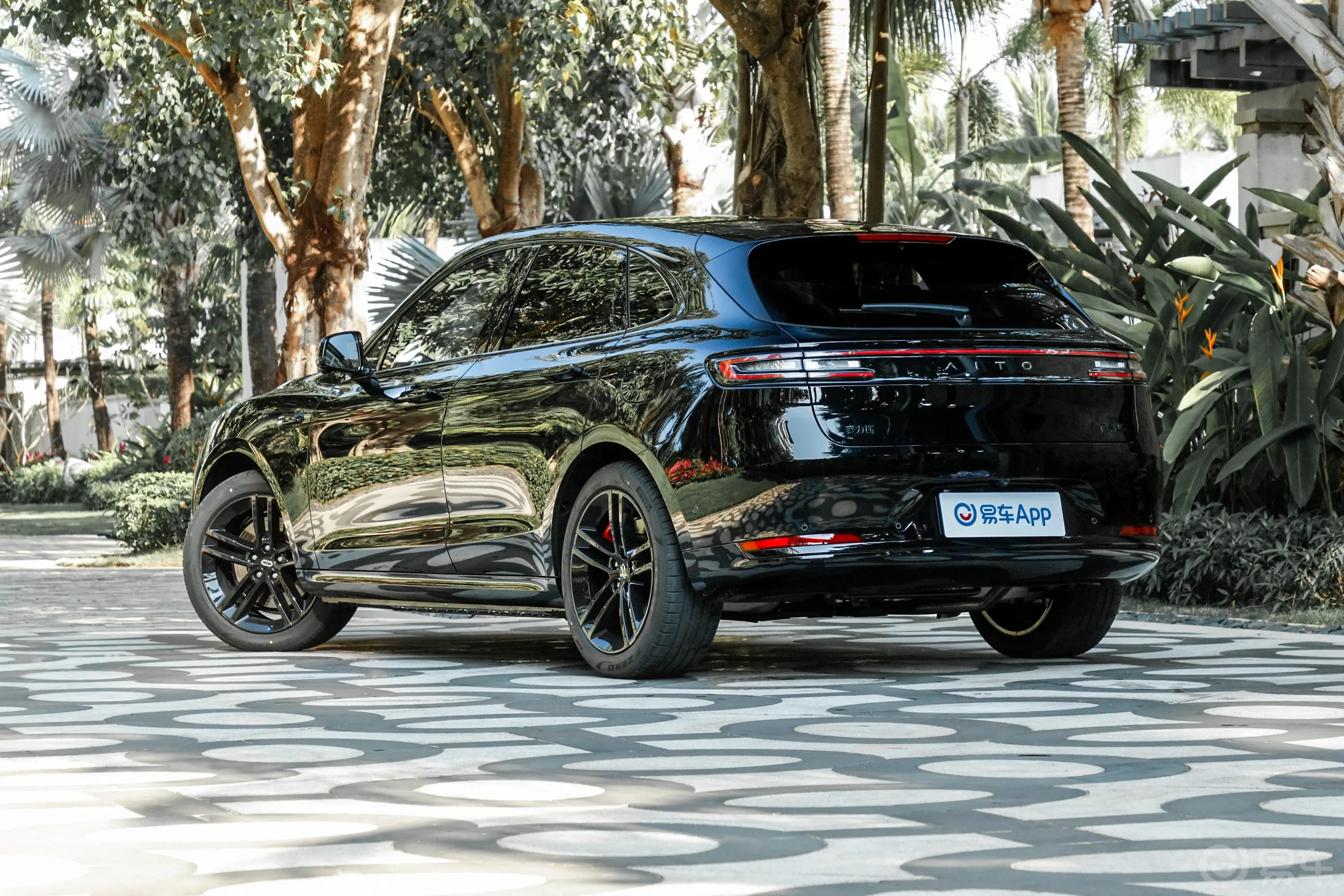 【问界M5增程版 230km Ultra 四驱版侧后45度车头向左水平图片-汽车图片大全】-易车