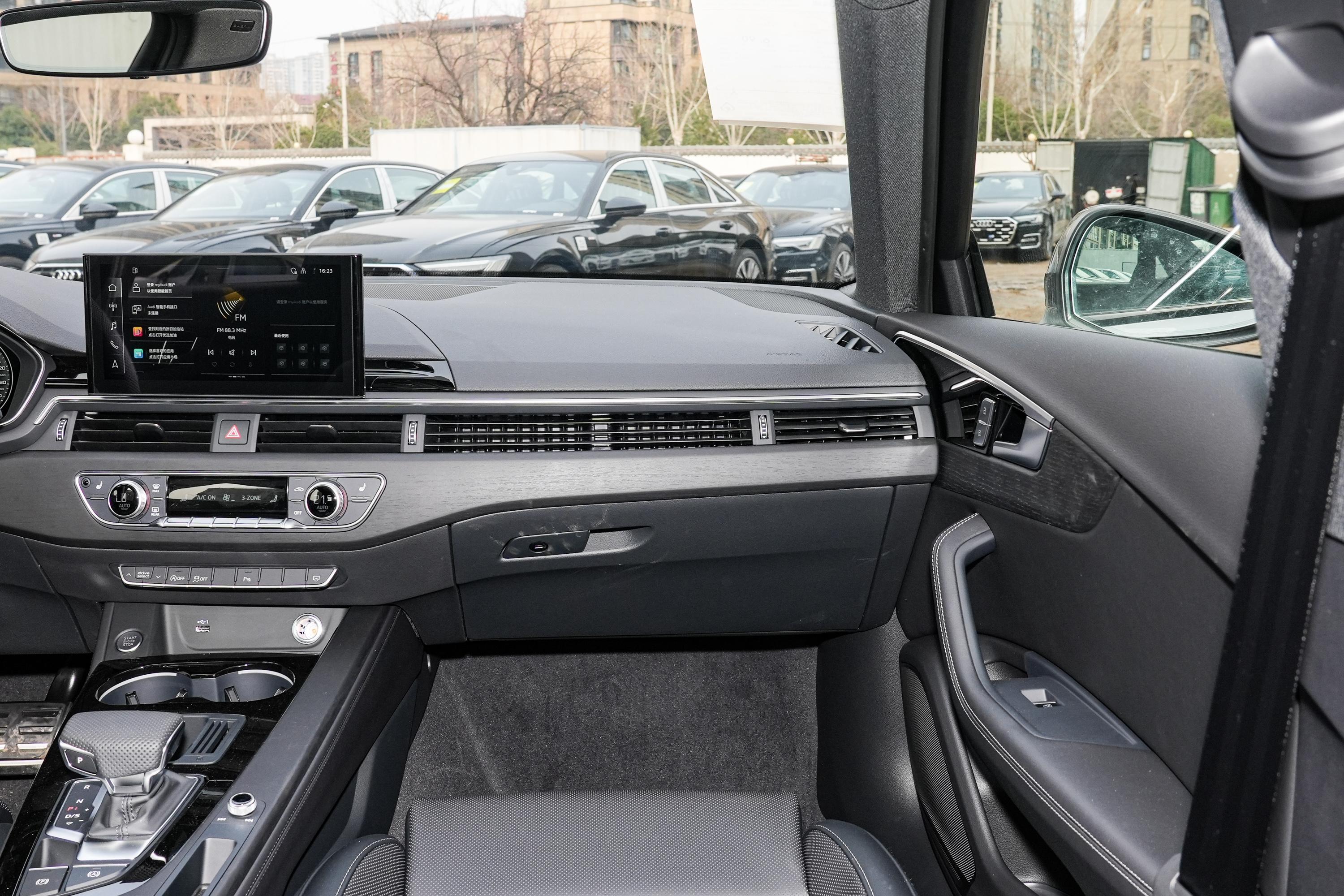 【奥迪A4L200万辆悦享版 40 TFSI 豪华动感型副驾驶位区域图片-汽车图片大全】-易车