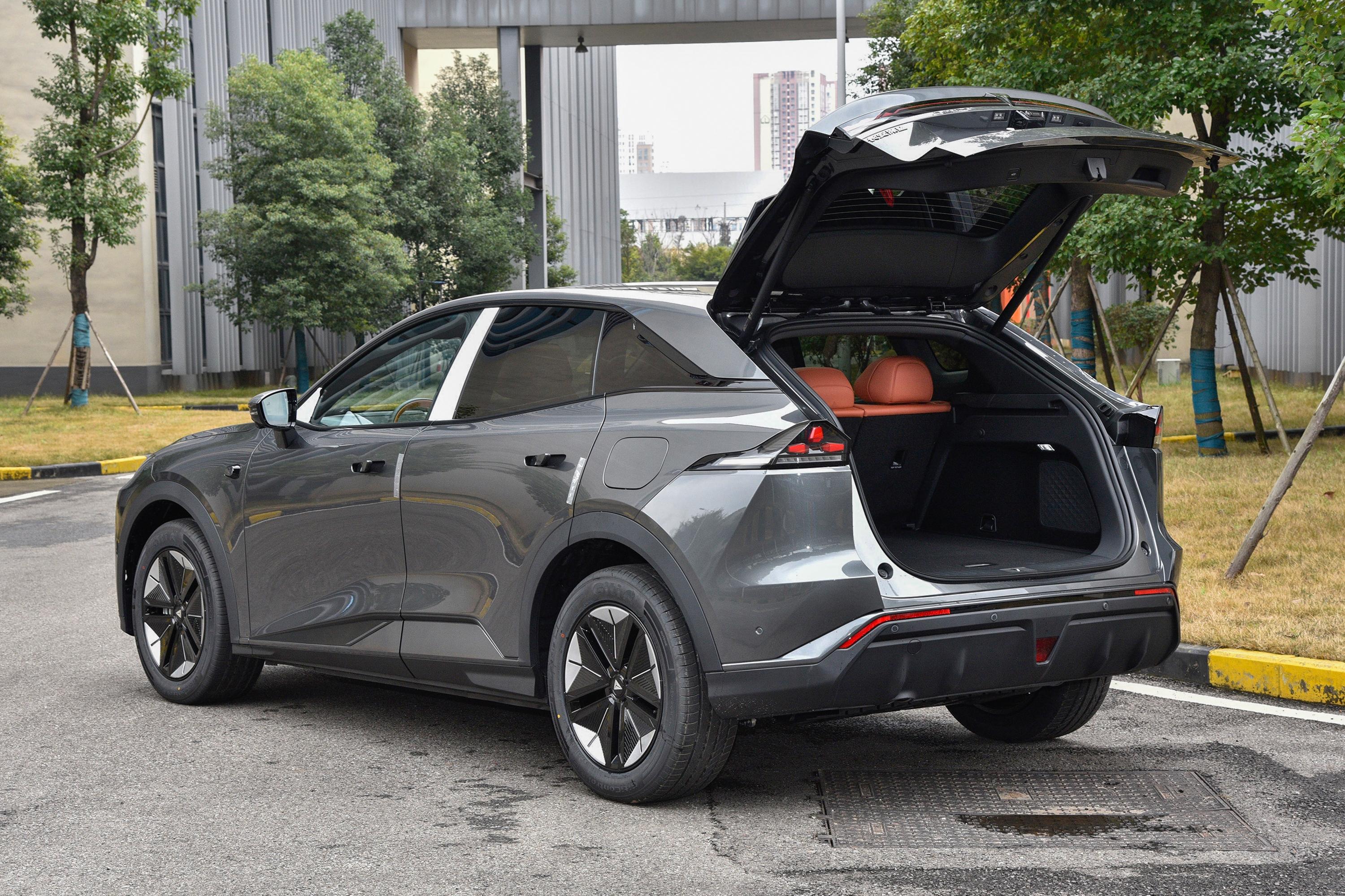 【深蓝S07增程版 285km 285Max深蓝智驾AD PRO版后备厢开启45度侧拍图片-汽车图片大全】-易车