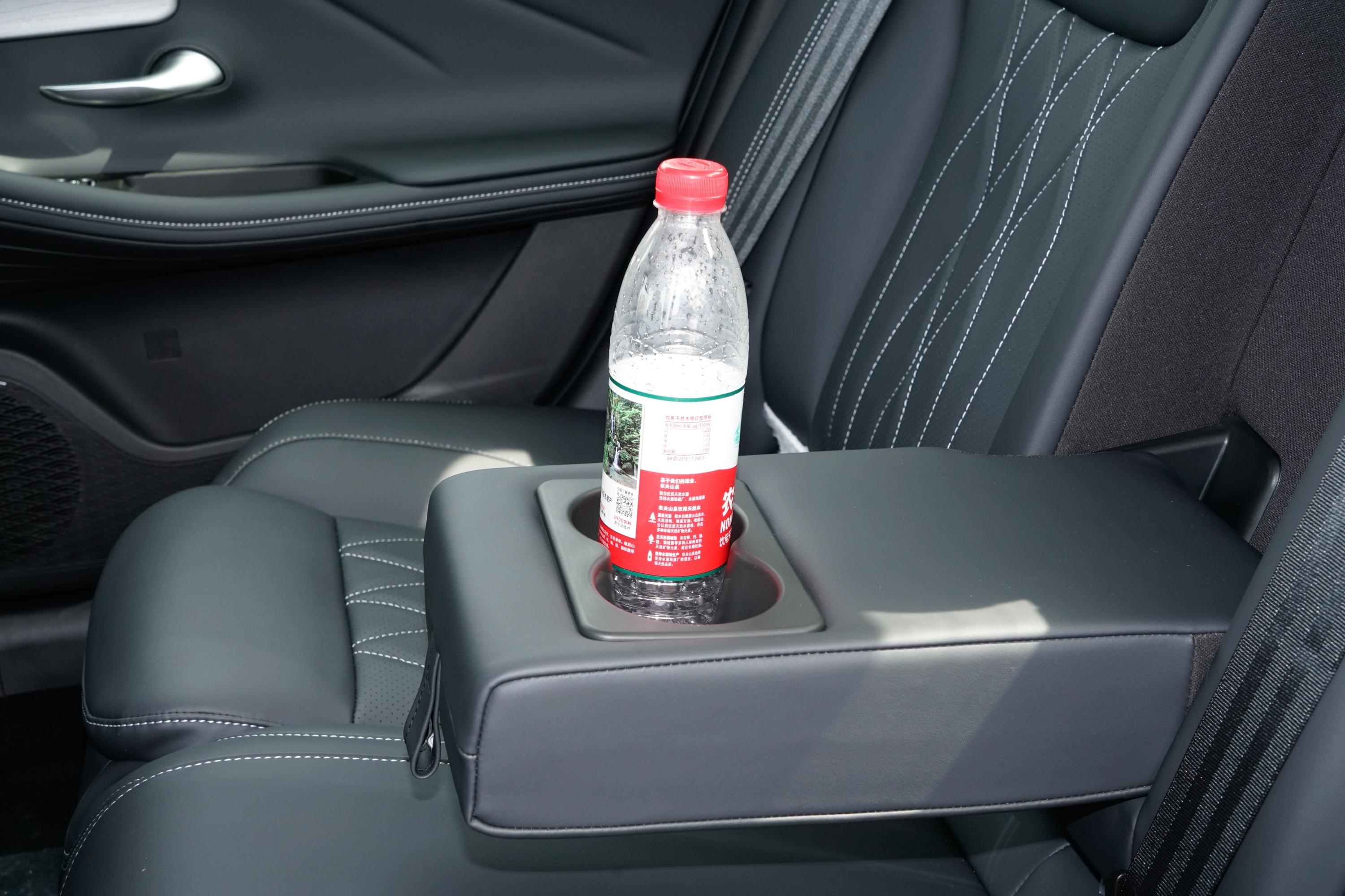 【艾瑞泽81.6T 双离合睿后排(第二排)杯架图片-汽车图片大全】-易车