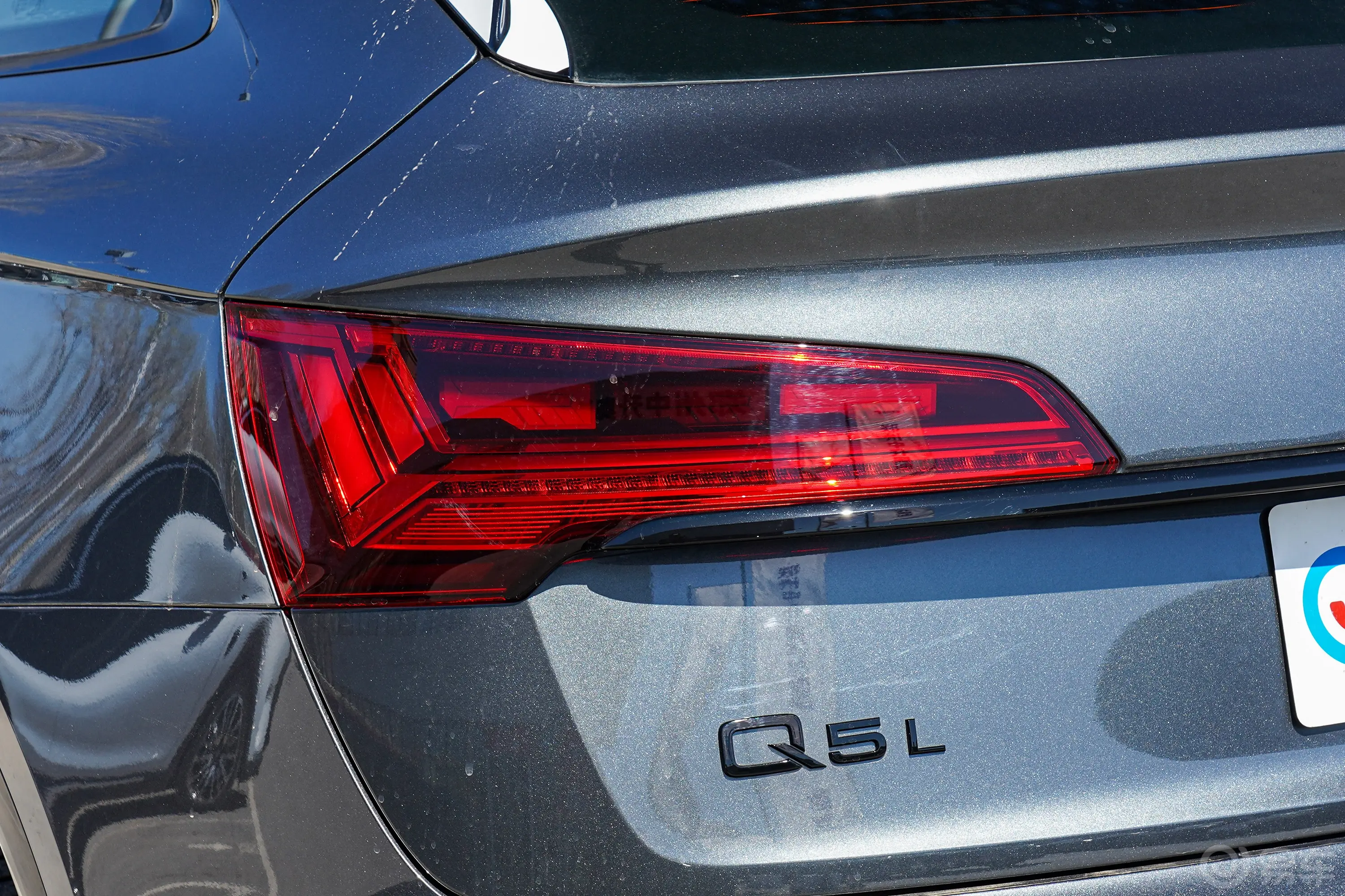 【奥迪Q5L Sportbackquattro45周年典藏版 45 TFSI 豪华型尾灯侧45度俯拍图片-汽车图片大全】-易车