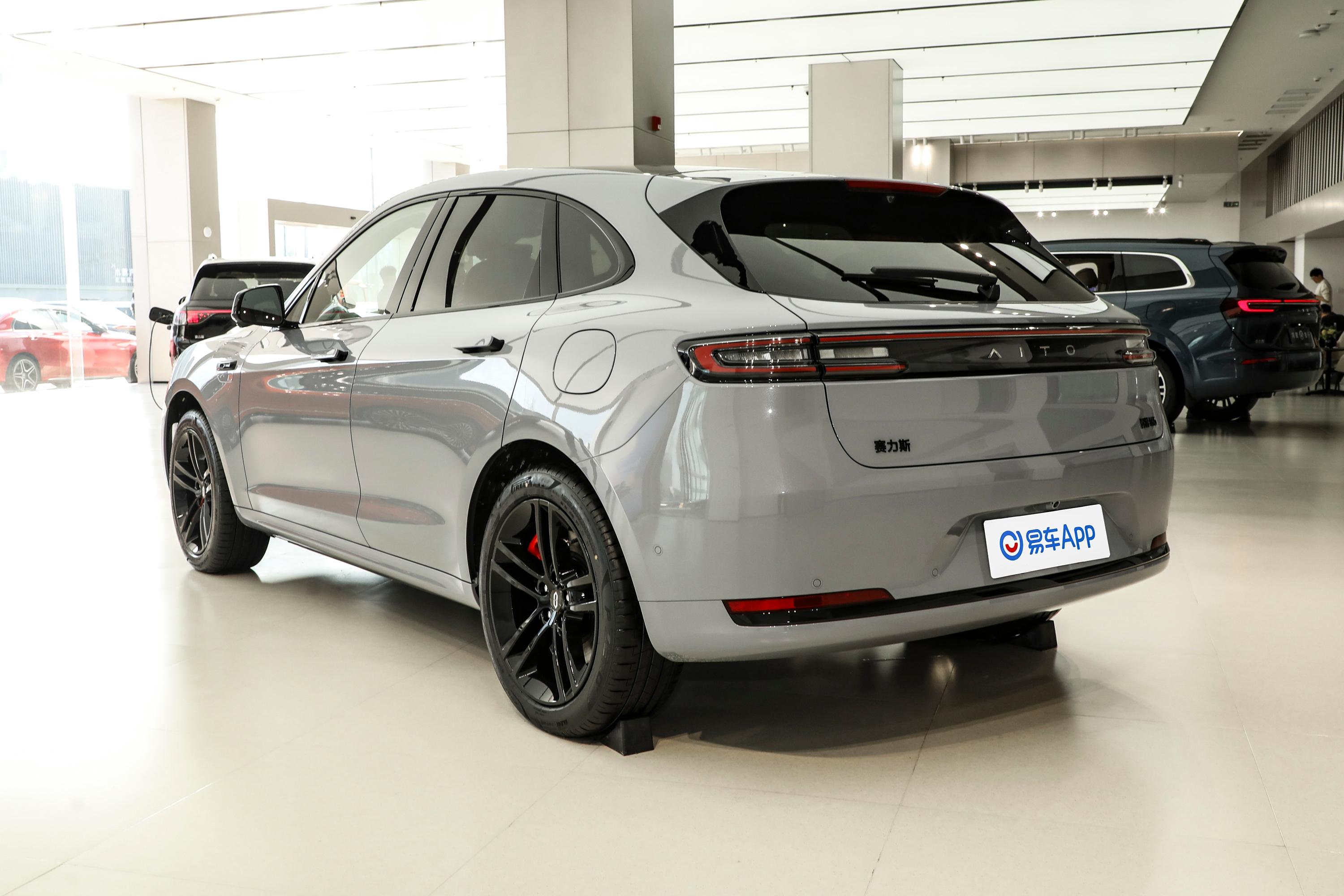 【问界M5增程版 230km Ultra 四驱版侧后45度车头向左水平图片-汽车图片大全】-易车