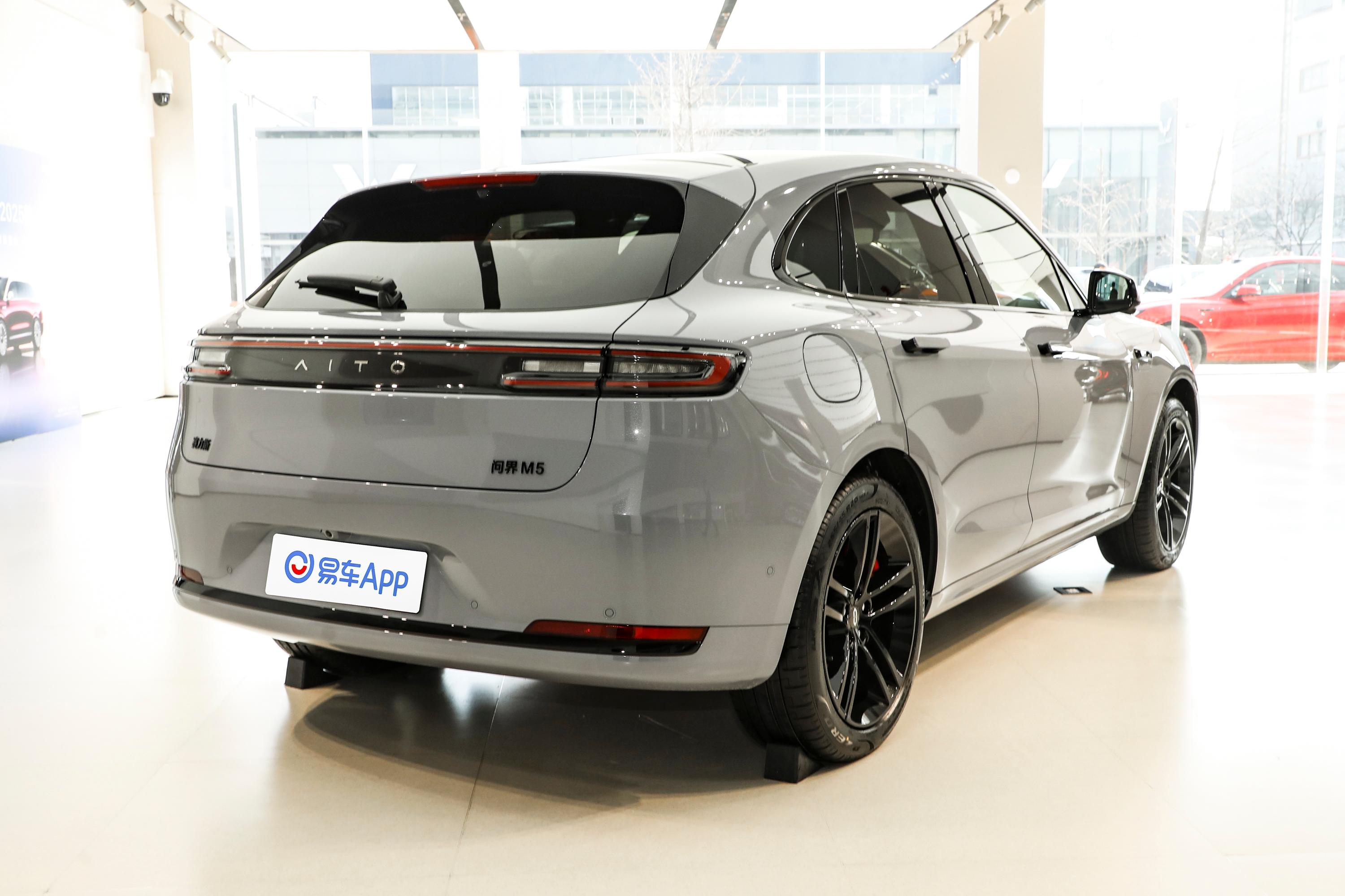 【问界M5增程版 230km Ultra 四驱版侧后45度车头向右水平图片-汽车图片大全】-易车