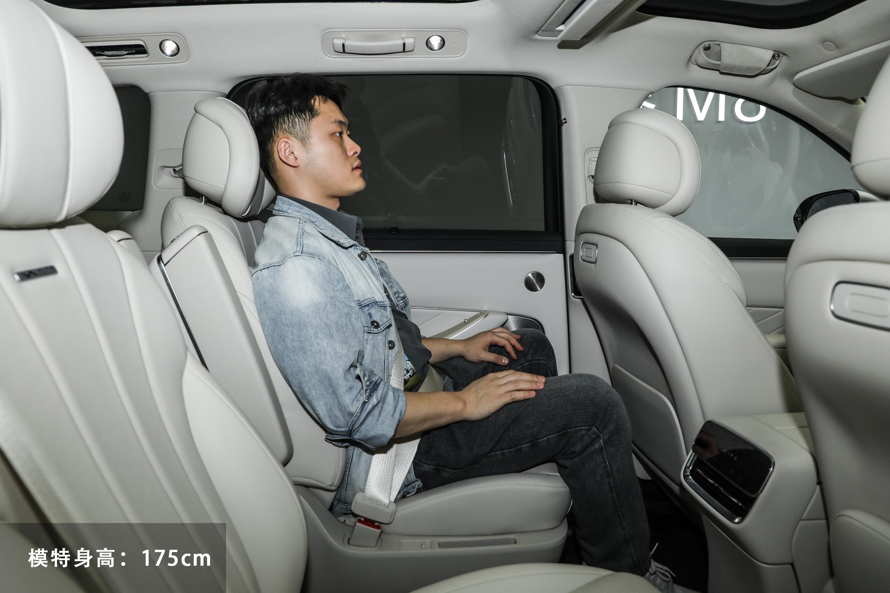 【问界M8增程版 310km Ultra 6座后排空间体验图片-汽车图片大全】-易车