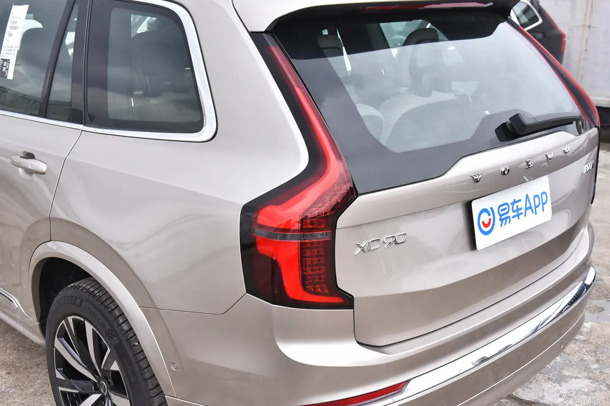 【沃尔沃XC90改款 B6 智远豪华版 6座尾灯侧45度俯拍图片-汽车图片大全】-易车