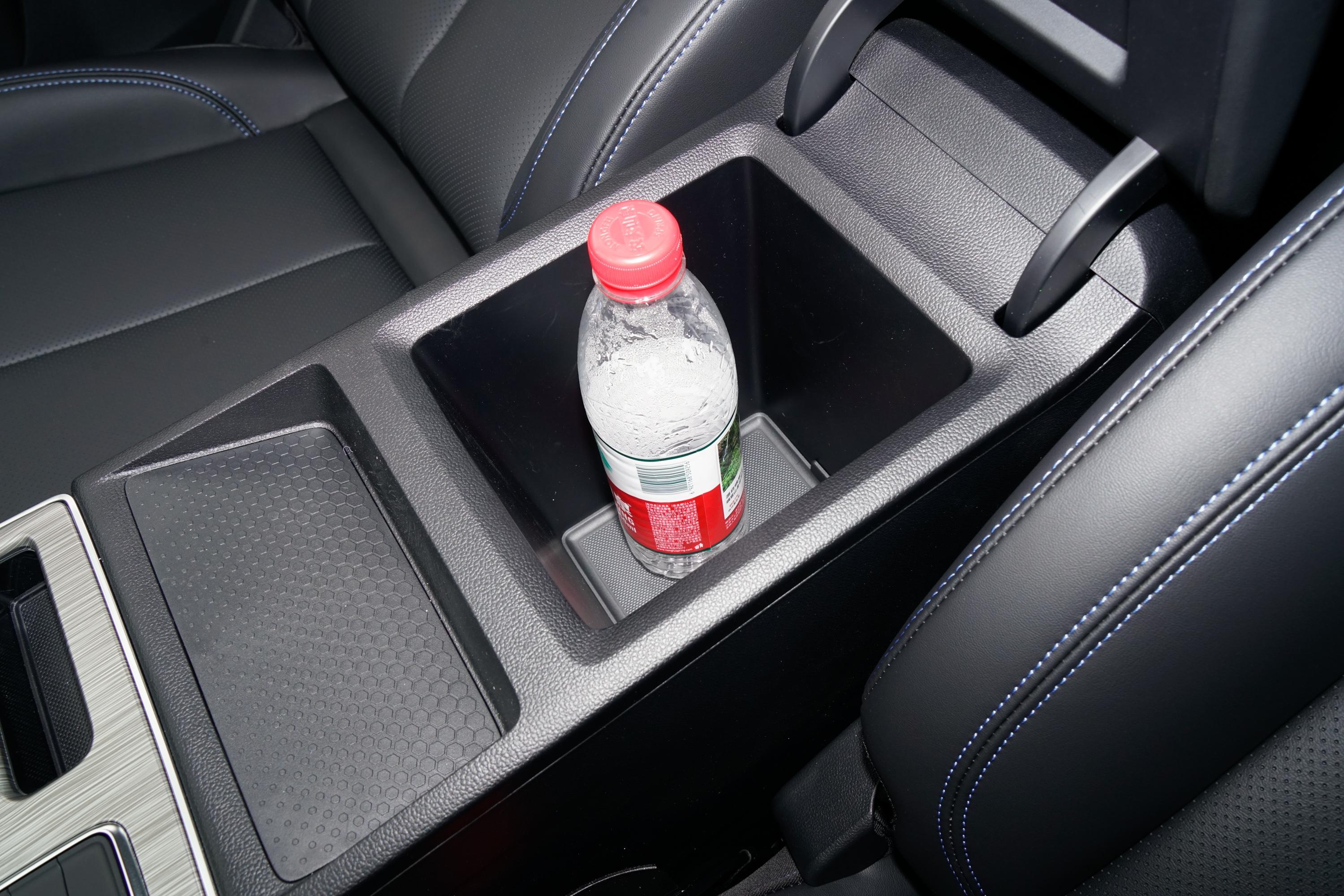 【荣威RX5改款 PLUS 330TGI 双离合领潮智惠版前排扶手箱储物格图片-汽车图片大全】-易车