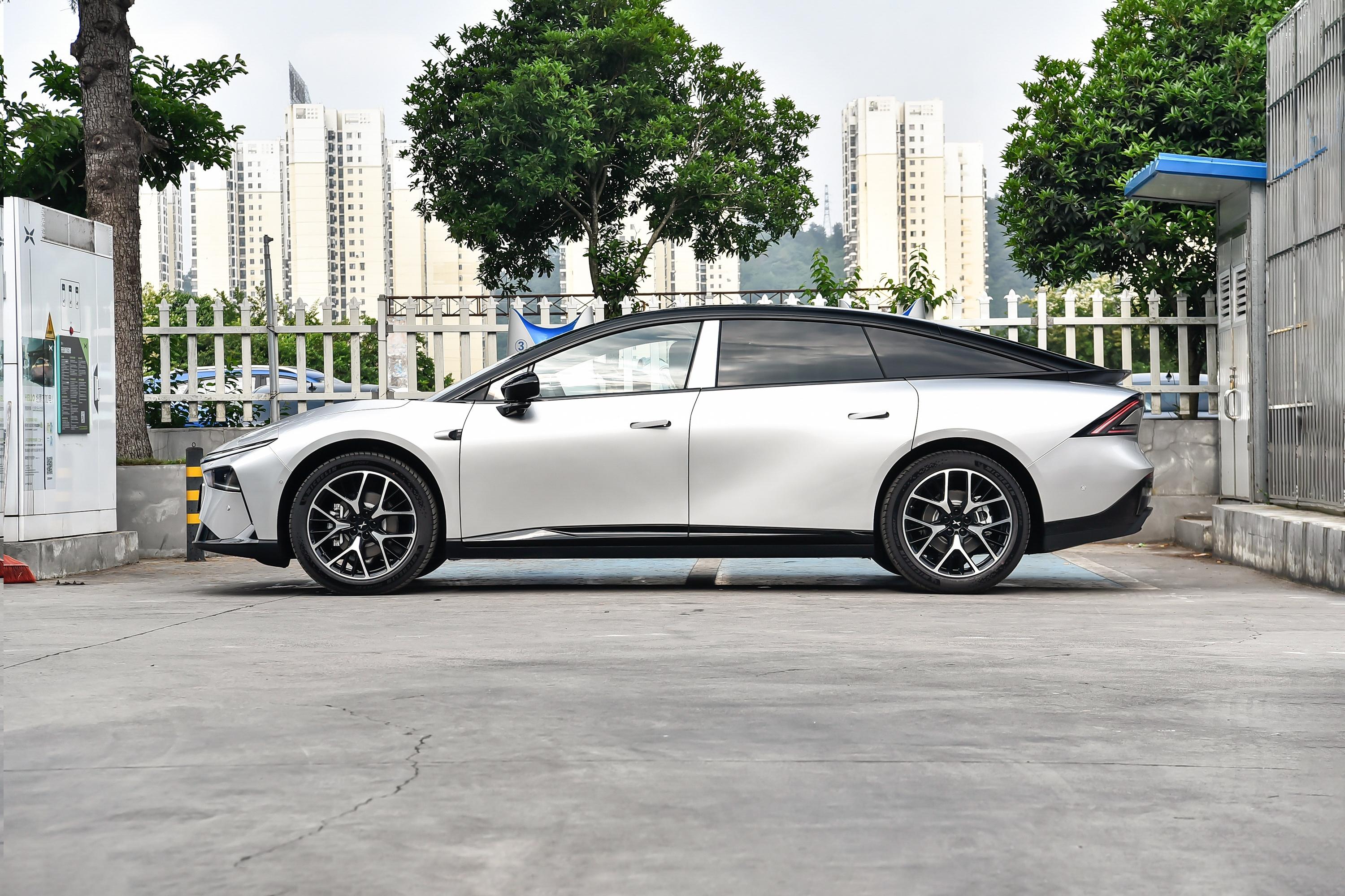 【小鹏P7+685 超长续航 Max 旗舰版正侧车头向左水平图片-汽车图片大全】-易车