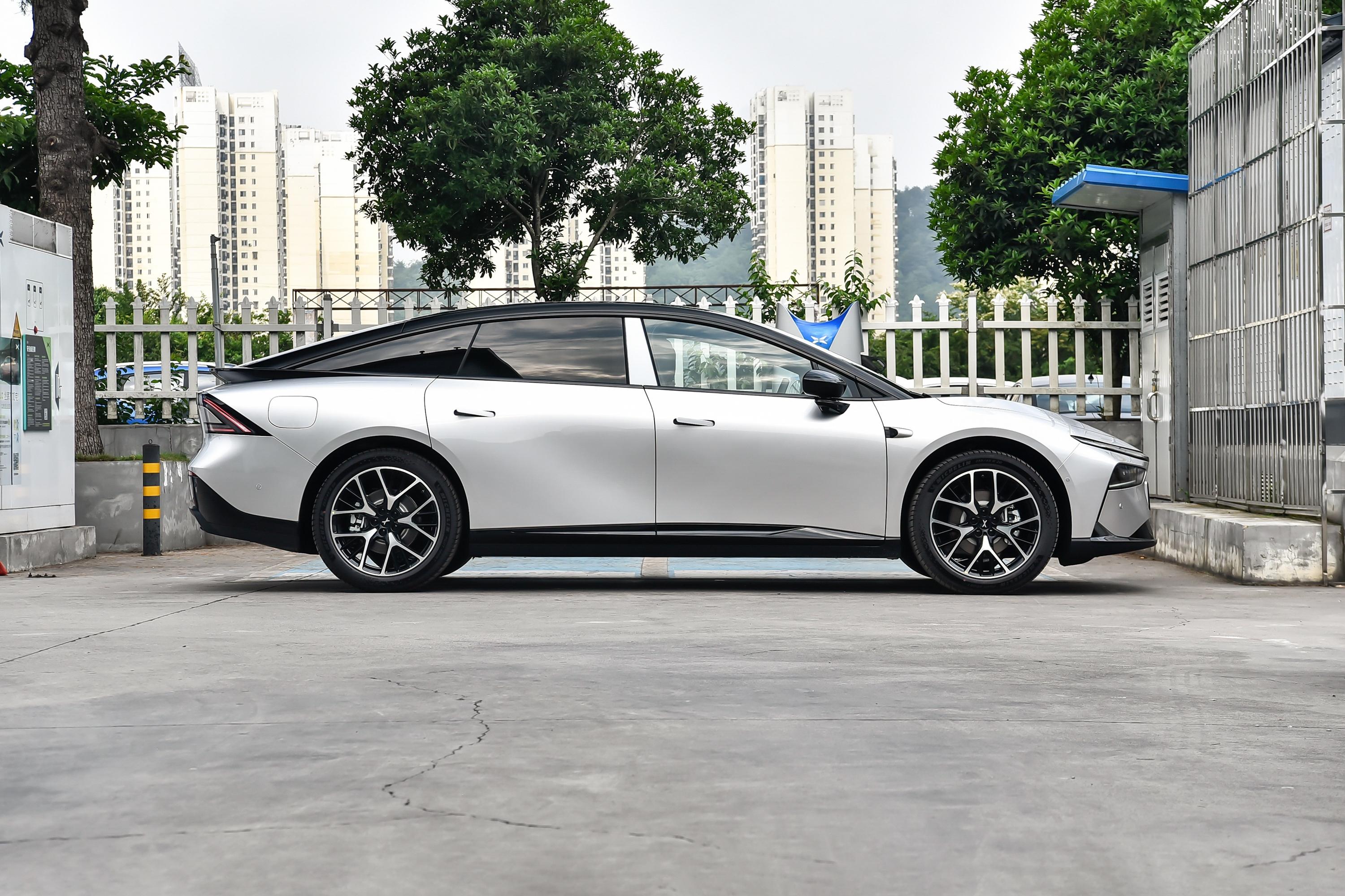 【小鹏P7+685 超长续航 Max 旗舰版正侧车头向右水平图片-汽车图片大全】-易车