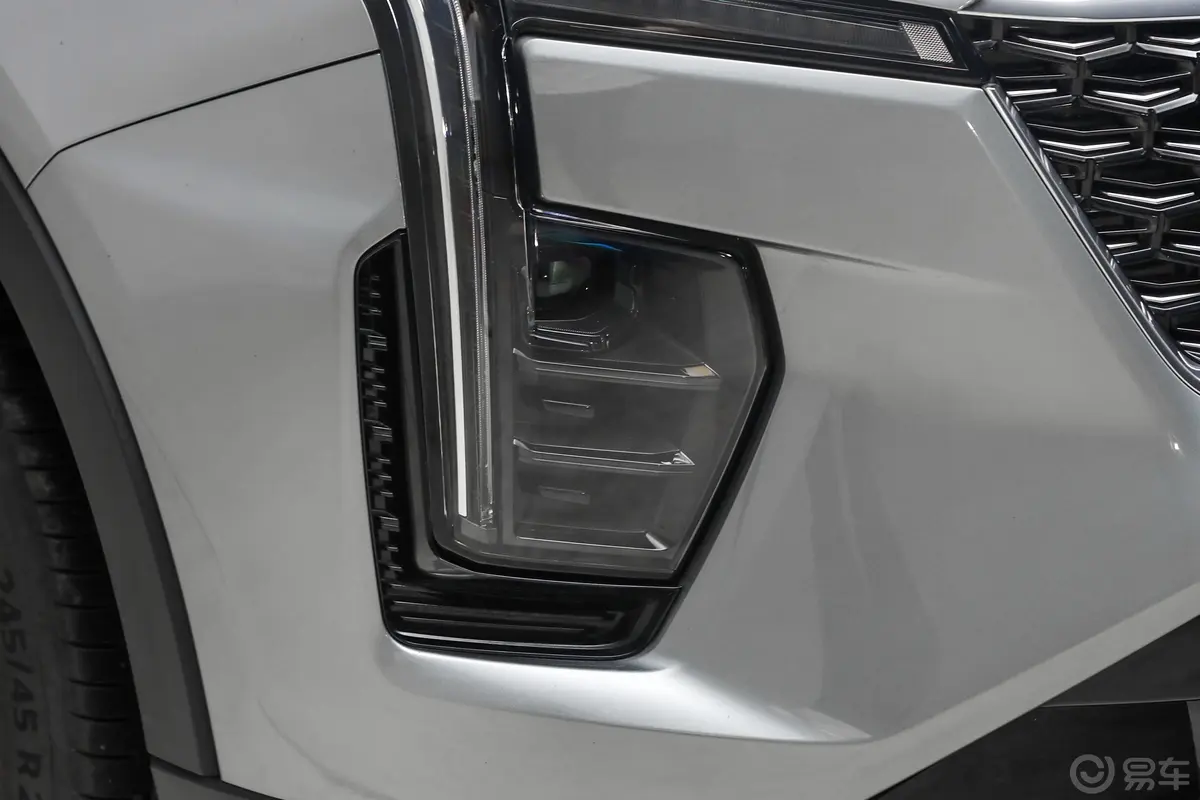 【凯迪拉克XT4改款 28T 两驱尊贵型大灯侧45度俯拍图片-汽车图片大全】-易车