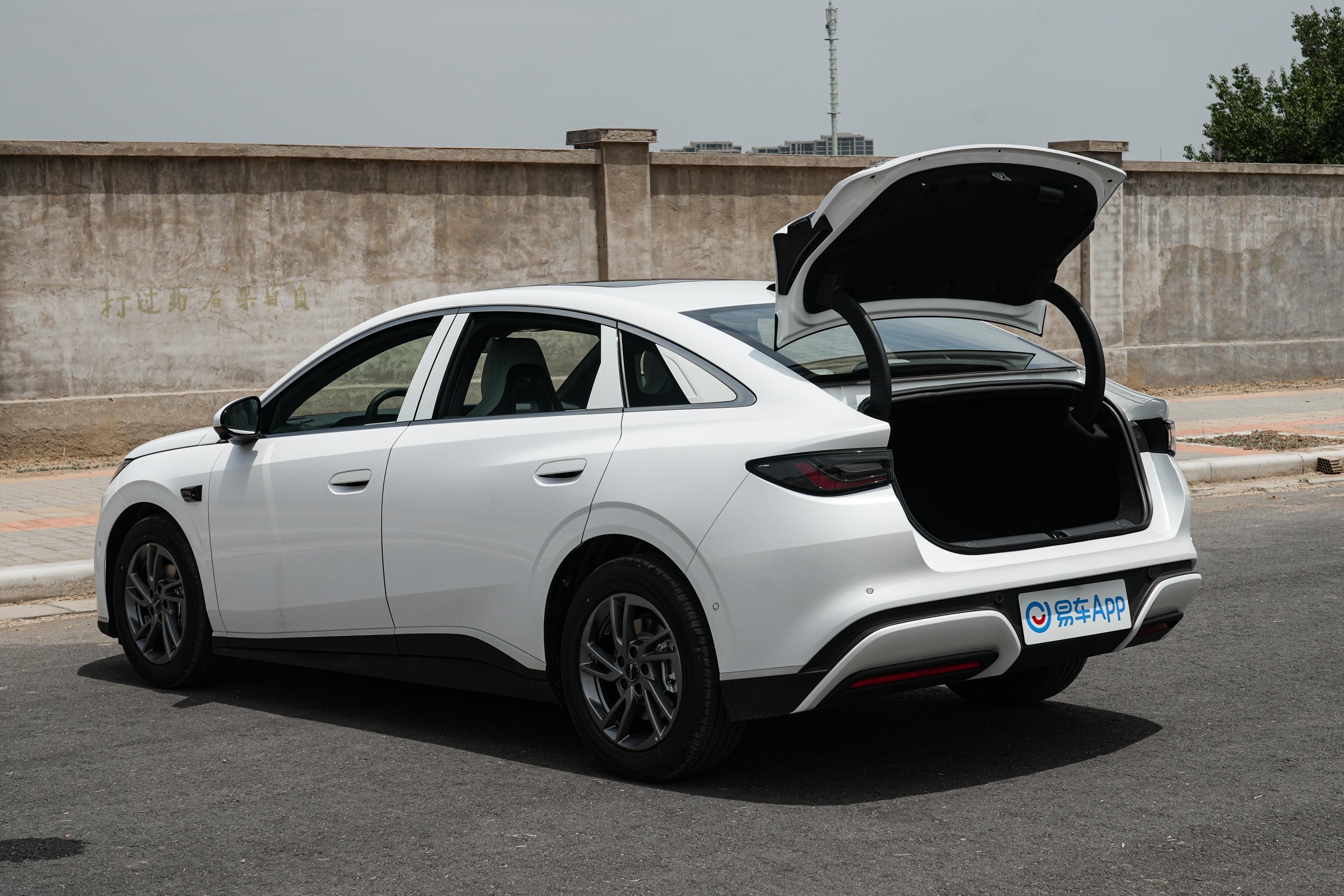 【海豹06EV 545km 尊享型后备厢开启45度侧拍图片-汽车图片大全】-易车