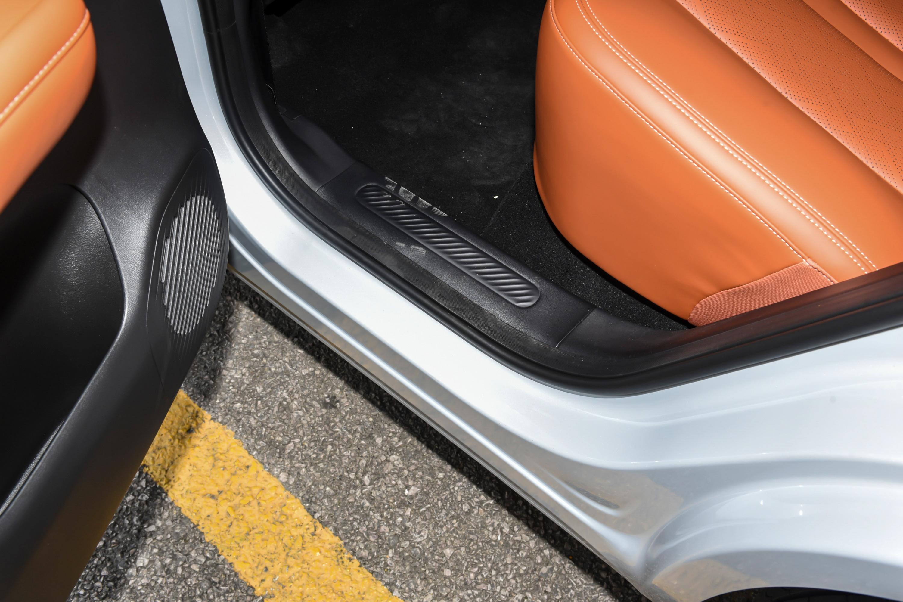 【五菱星光S插电混动 1.5L 130km 高功率旗舰版后排空间图片-汽车图片大全】-易车