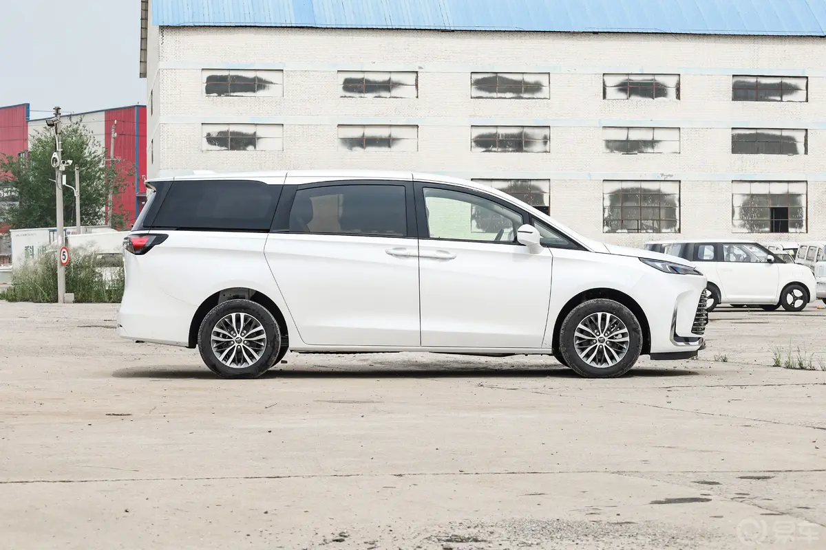 【别克GL8陆上公务舱 2.0T 先享版正侧车头向右水平图片-汽车图片大全】-易车