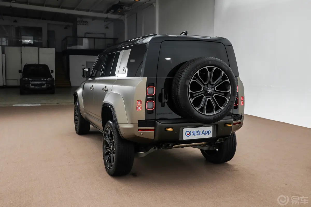 【卫士110 4.4T V8 OCTA侧后45度车头向左水平图片-汽车图片大全】-易车