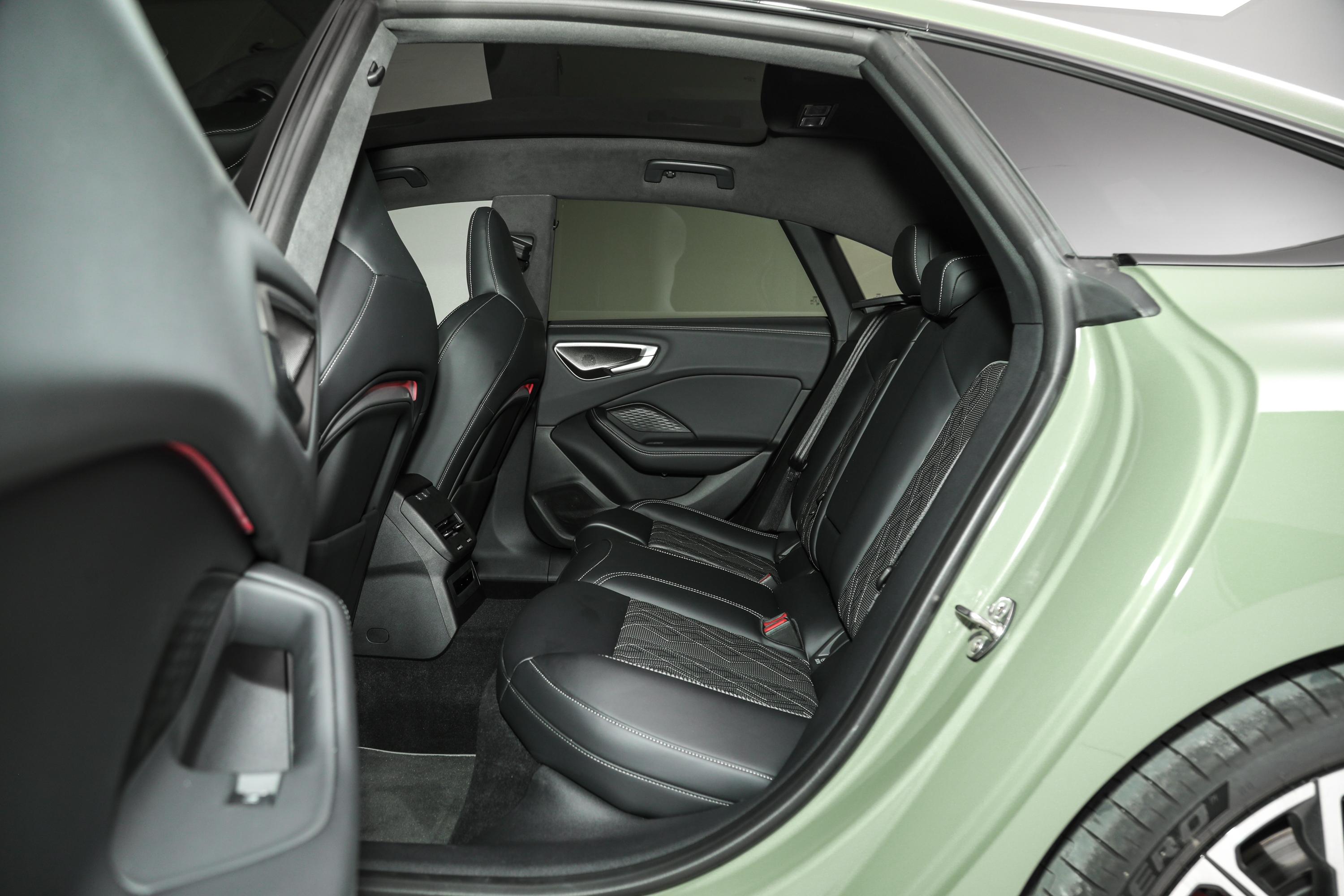 【奥迪A5L Sportback2.0T 旗舰智曜型后排空间图片-汽车图片大全】-易车