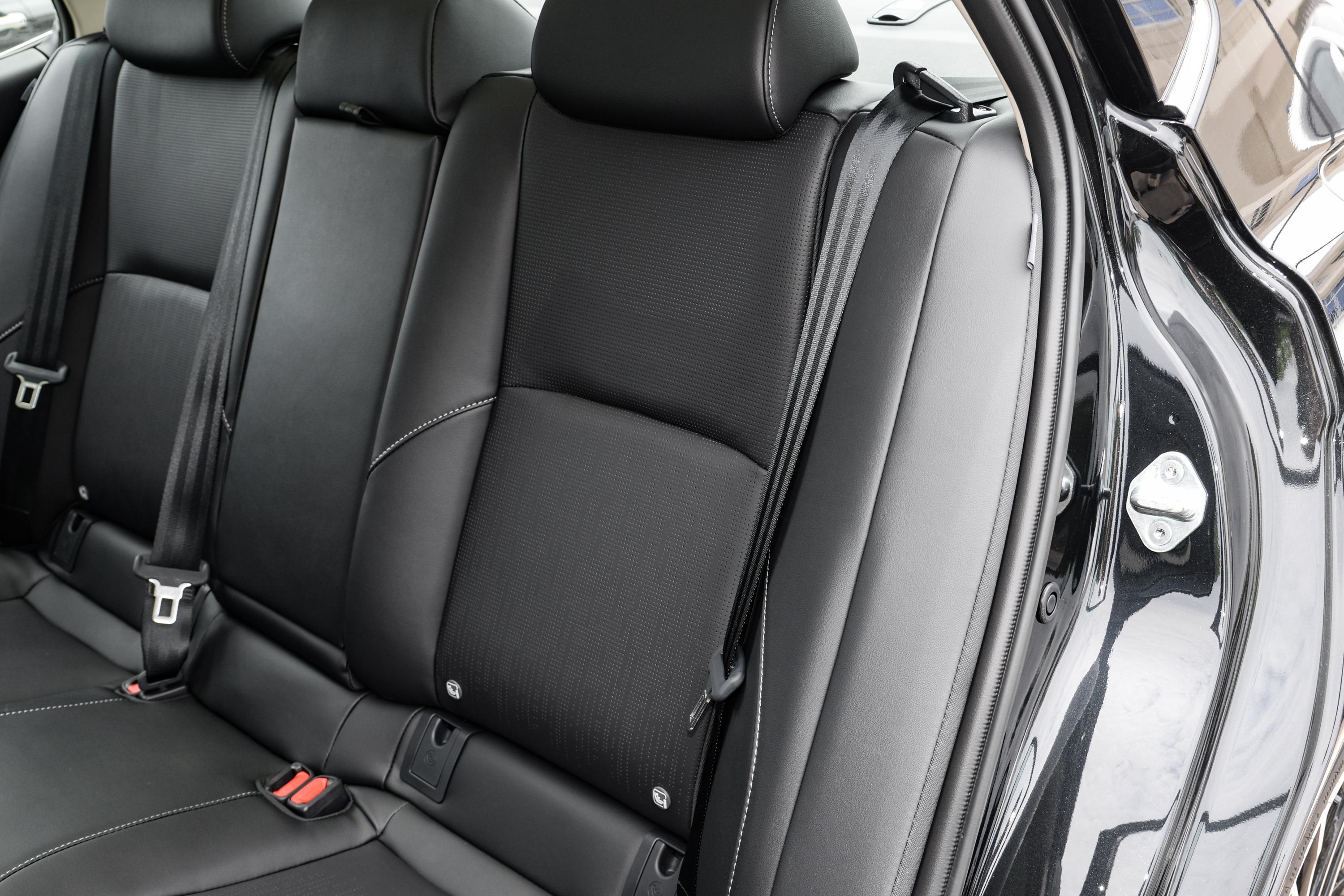 【凯美瑞双擎 2.5HG 尊贵智行版后排空间图片-汽车图片大全】-易车