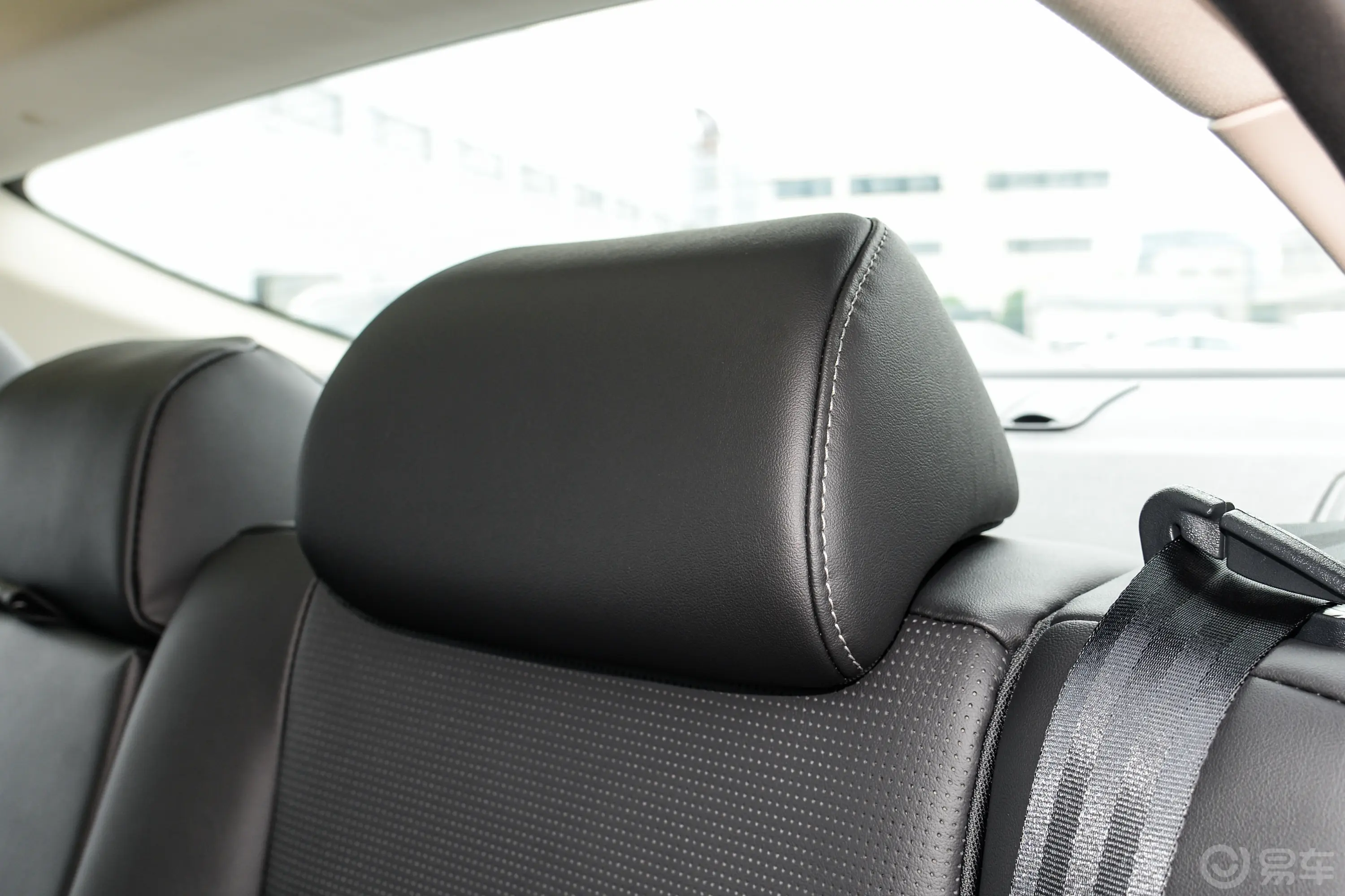 【凯美瑞双擎 2.5HG 尊贵智行版后排空间图片-汽车图片大全】-易车