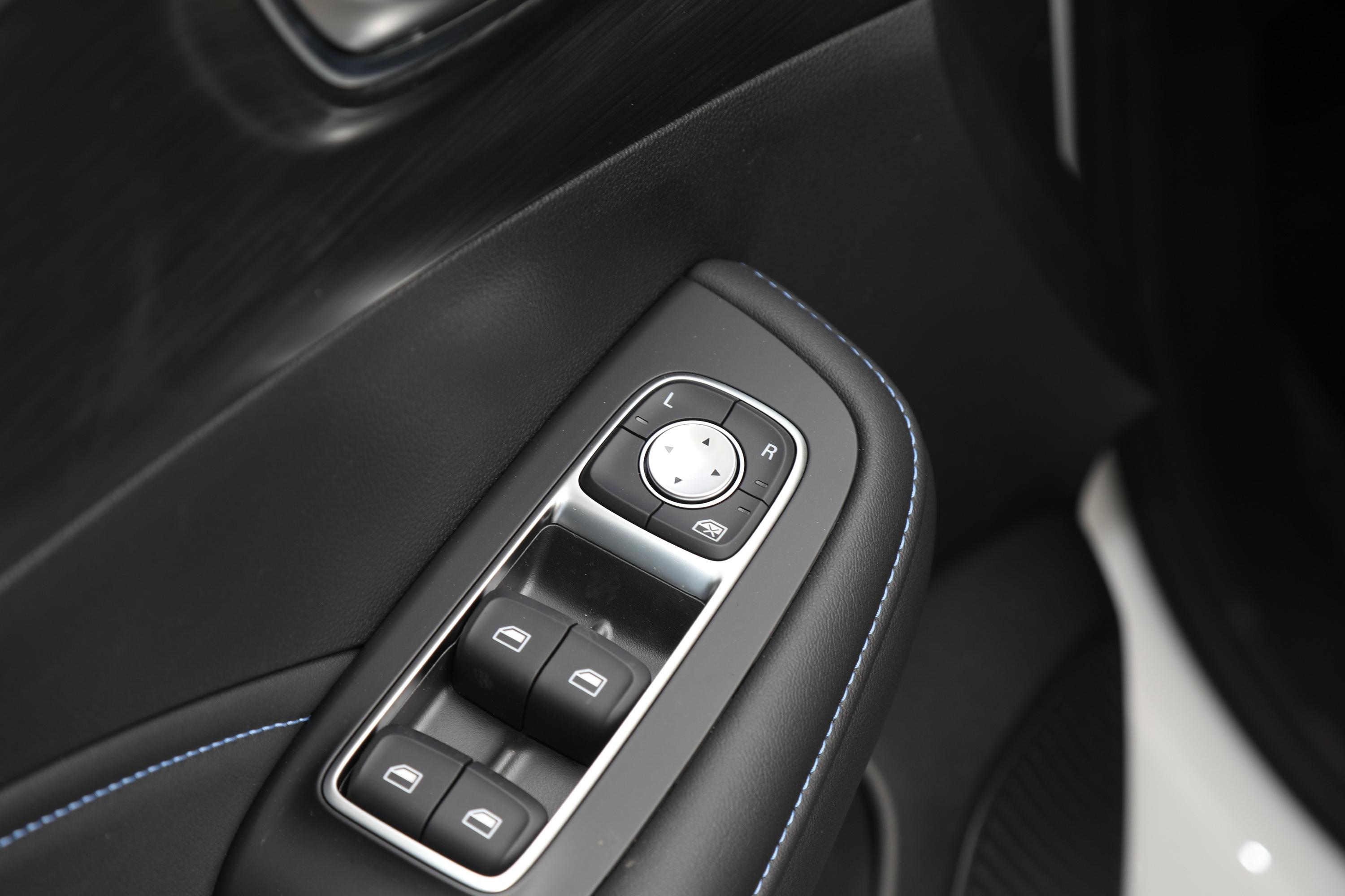 【荣威RX5改款 PLUS 330TGI 双离合领潮智惠版后视镜调节键图片-汽车图片大全】-易车