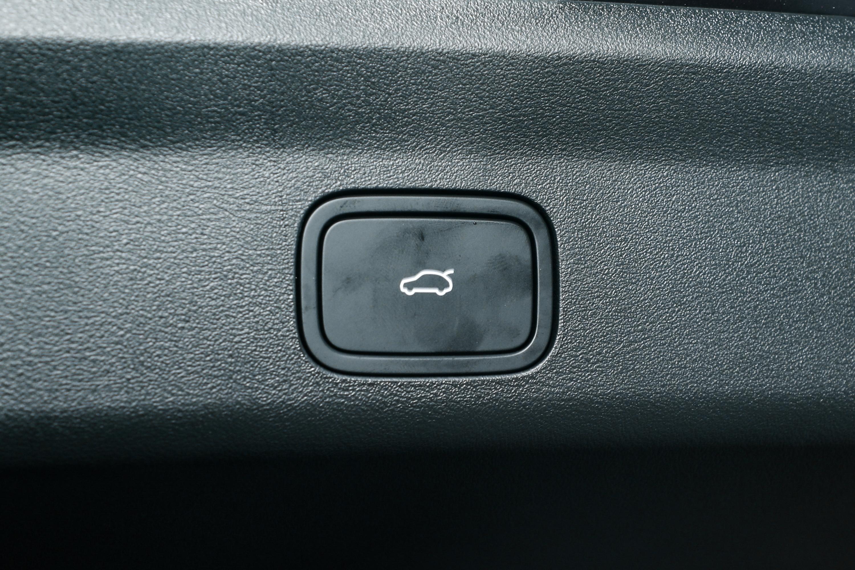 【问界M8纯电版 705km 后驱Max+ 5座电动尾门按键(手动扶手)图片-汽车图片大全】-易车