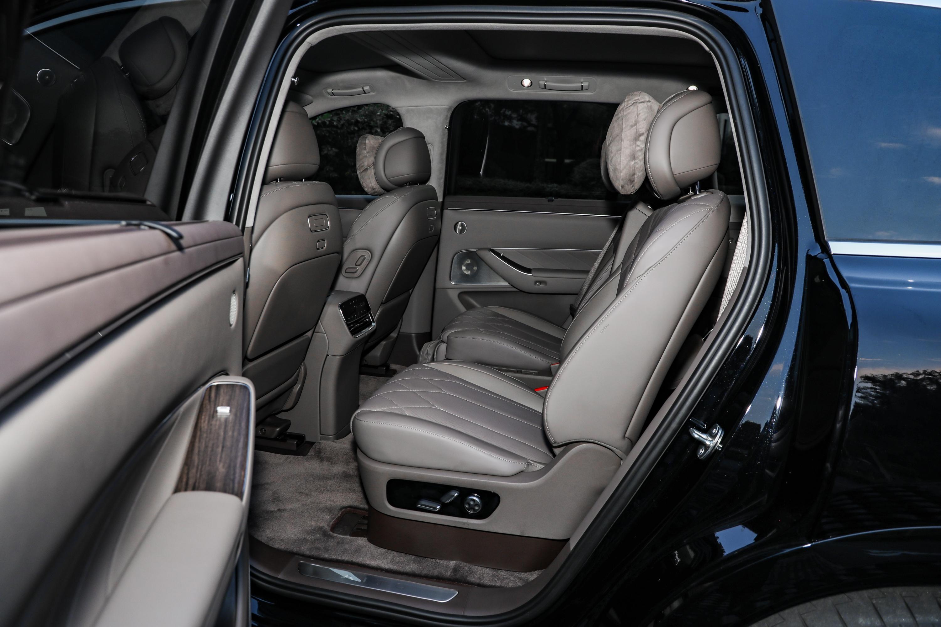 【问界M8纯电版 705km 后驱Max+ 6座后排空间图片-汽车图片大全】-易车