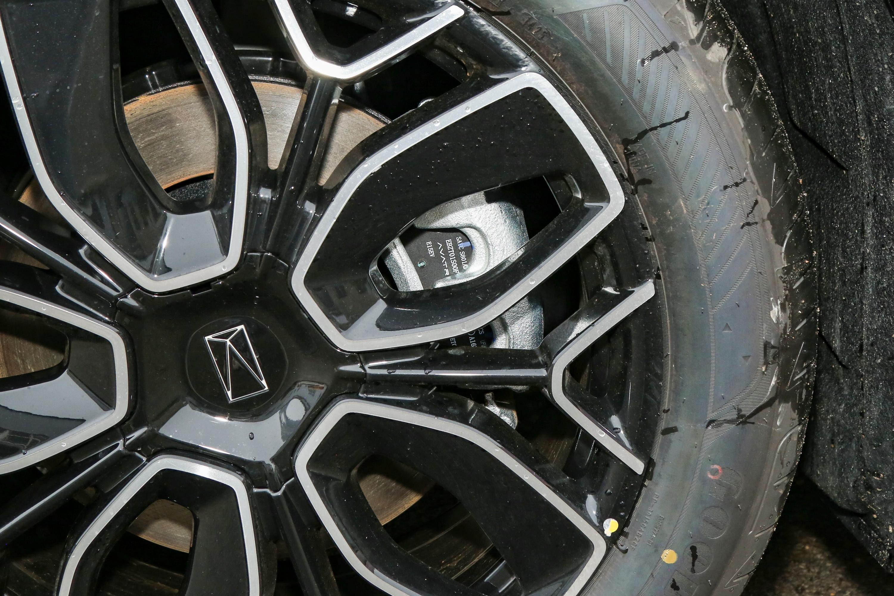 【阿维塔07纯电版 650km 后驱Elite前刹车卡钳图片-汽车图片大全】-易车