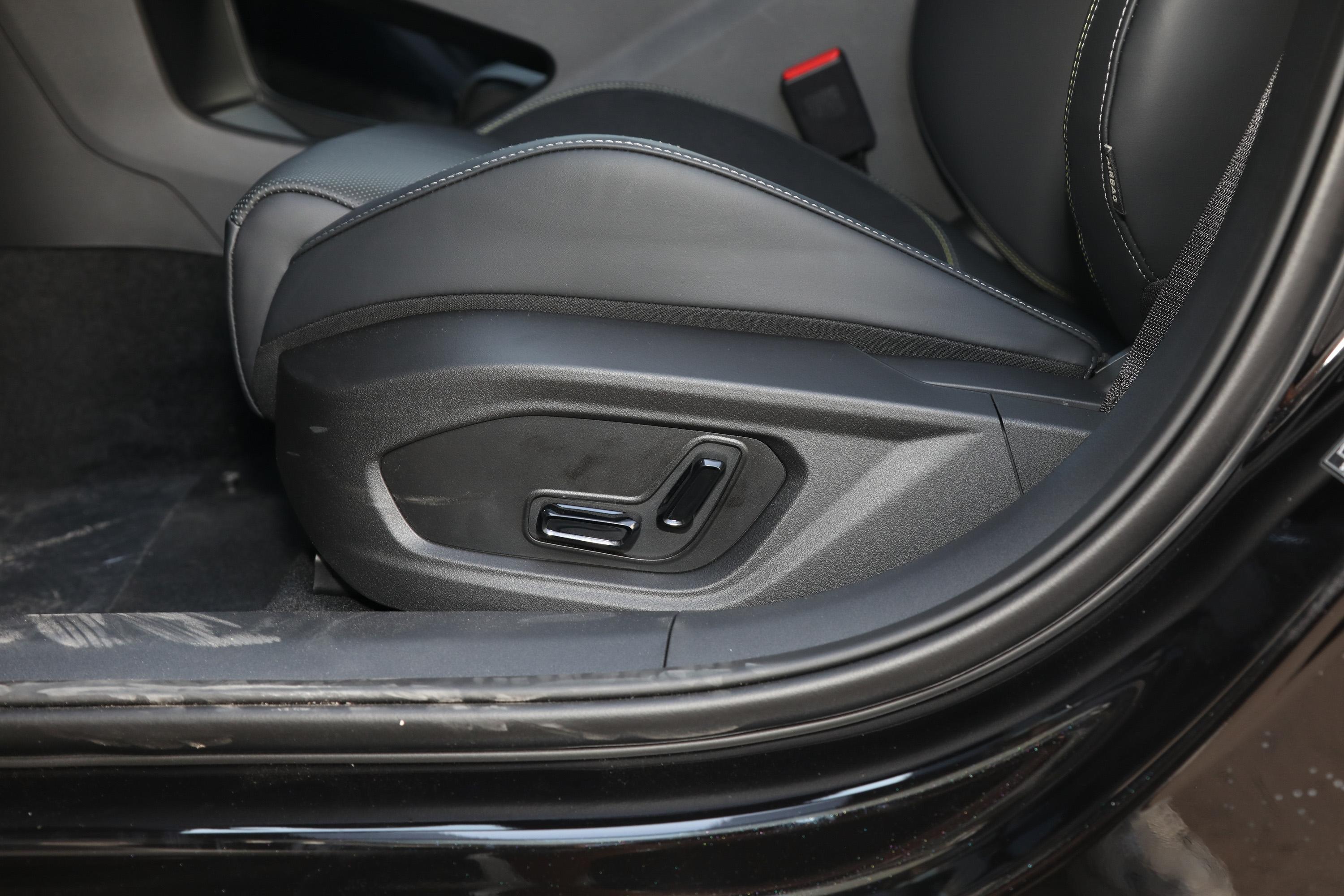 【领克032.0T 自动两驱Ultra 5座主驾座椅调节图片-汽车图片大全】-易车