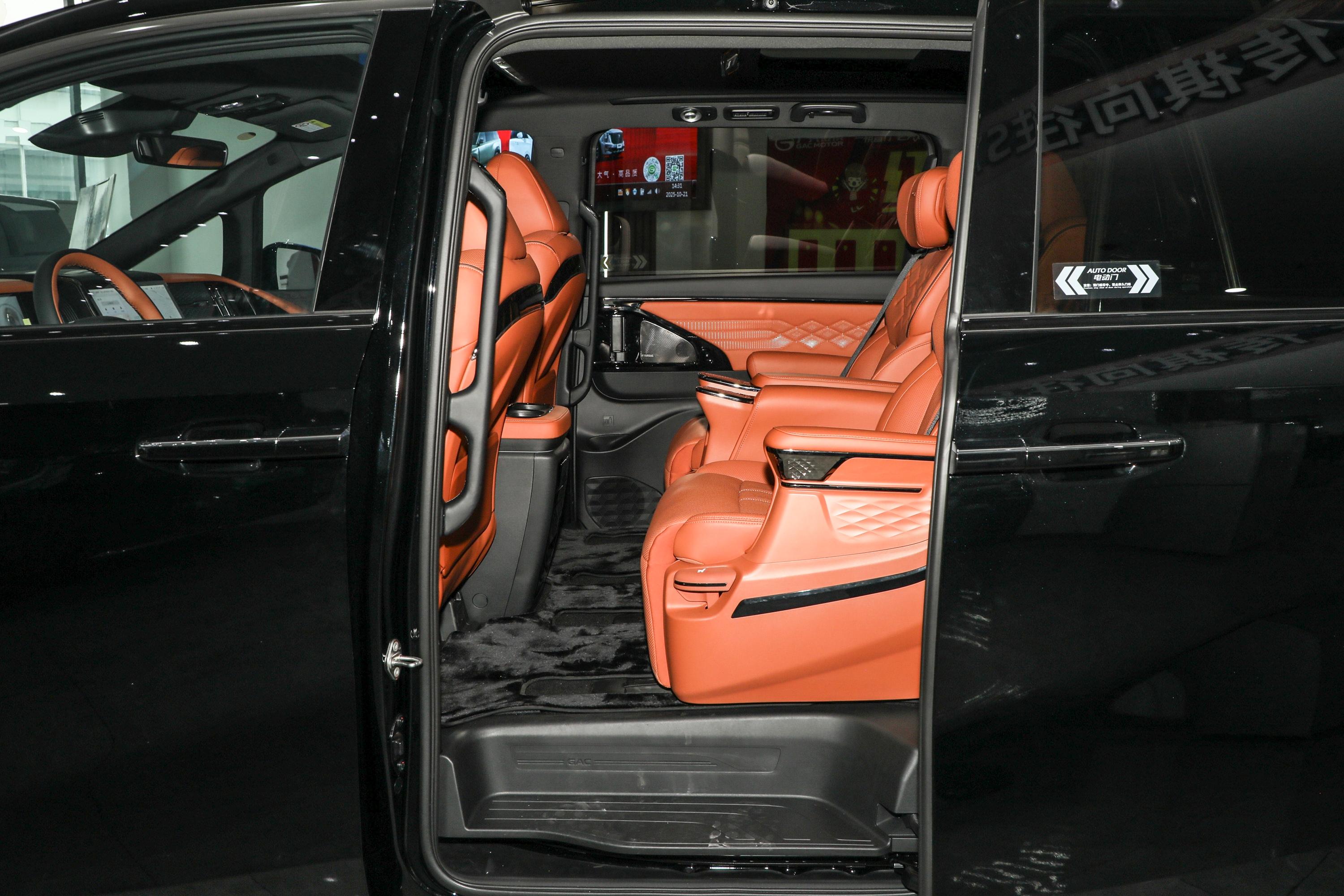 【传祺向往M8宗师 2.0T 136km 尊享版后排空间图片-汽车图片大全】-易车