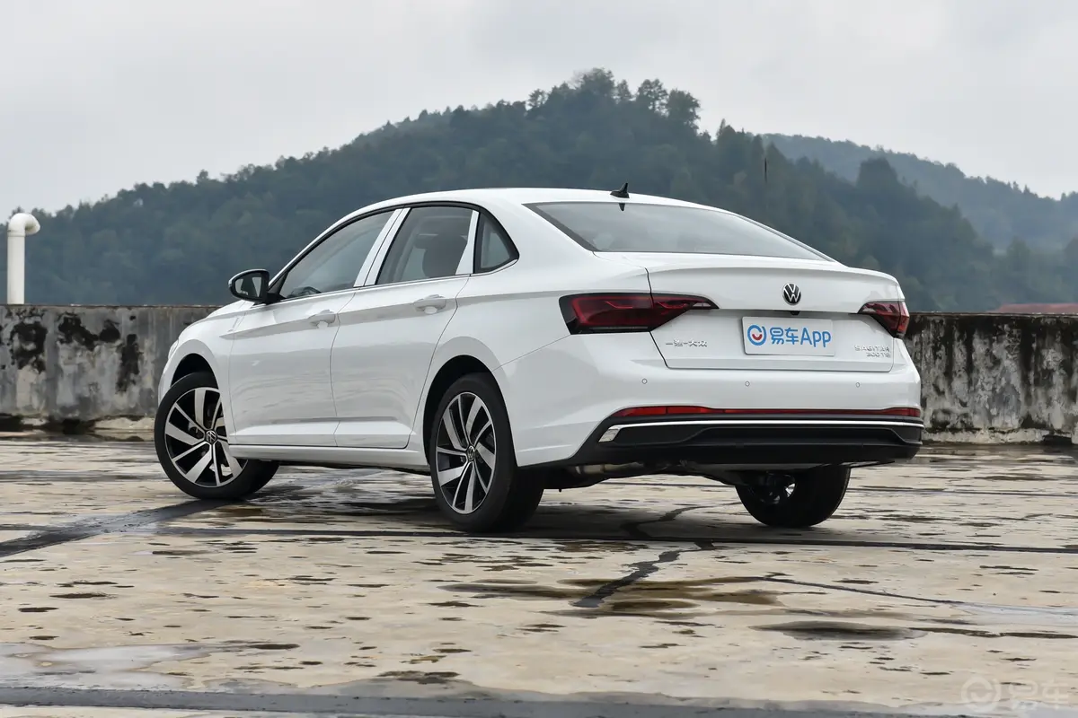 【速腾3000万辆甄选款 300TSI 双离合超越版侧后45度车头向左水平图片-汽车图片大全】-易车