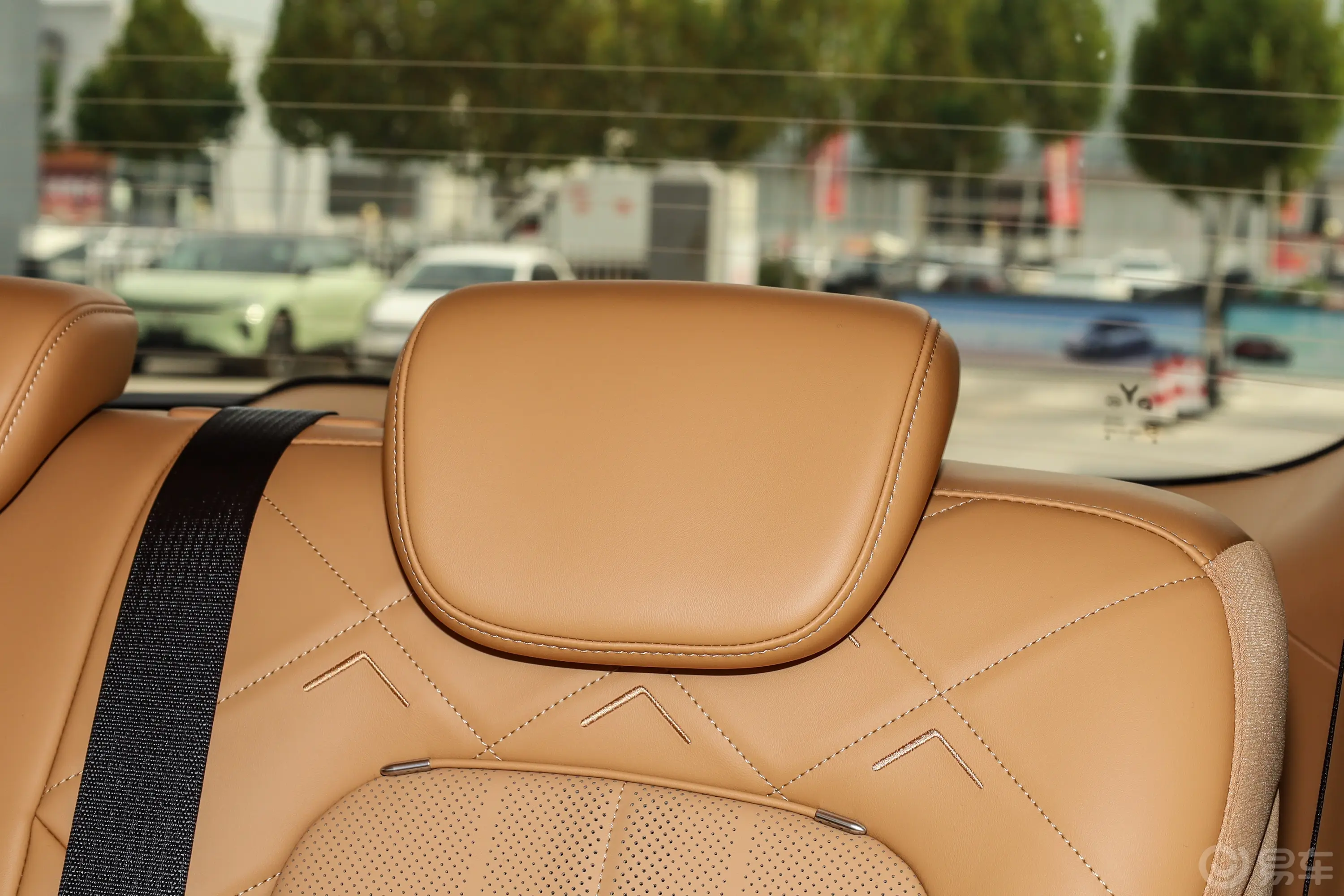 【岚图梦想家插电混动 1.5T 235km 四驱乾崑Pro后排空间图片-汽车图片大全】-易车