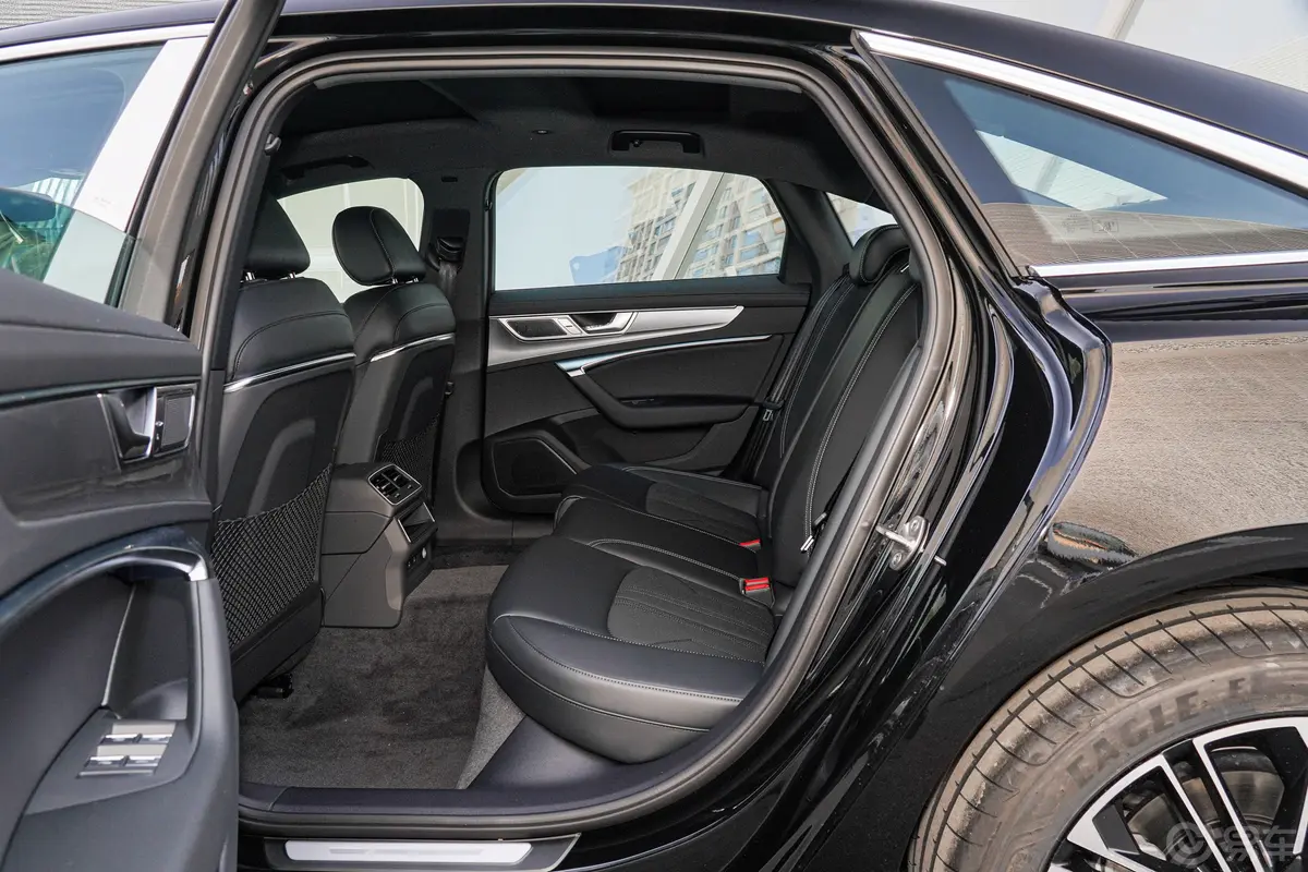 【奥迪A6L40 TFSI 豪华动感型后排空间图片-汽车图片大全】-易车