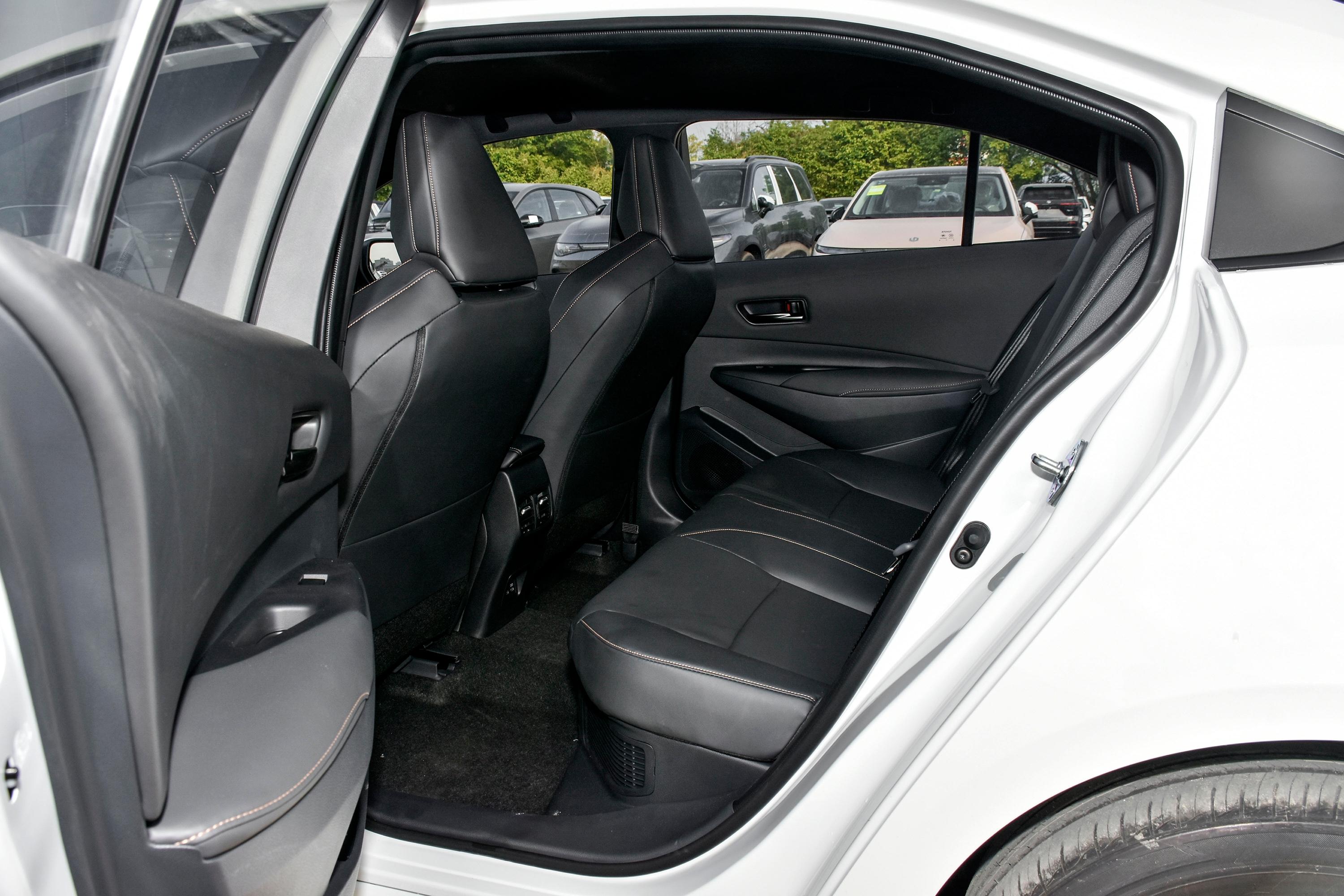 【雷凌雷凌L 双擎 1.8L 领先版后排空间图片-汽车图片大全】-易车