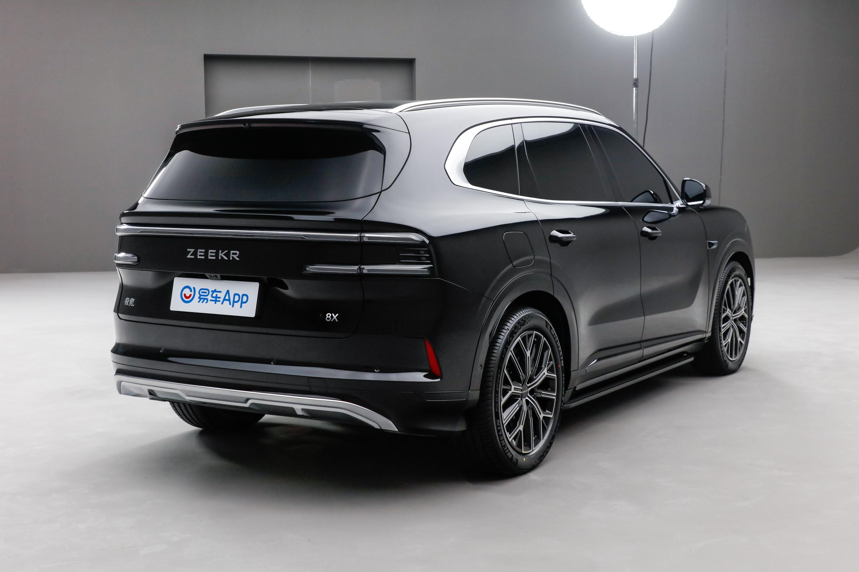 【ZEEKR 8X2.0T 320km Max侧后45度车头向右水平图片-汽车图片大全】-易车