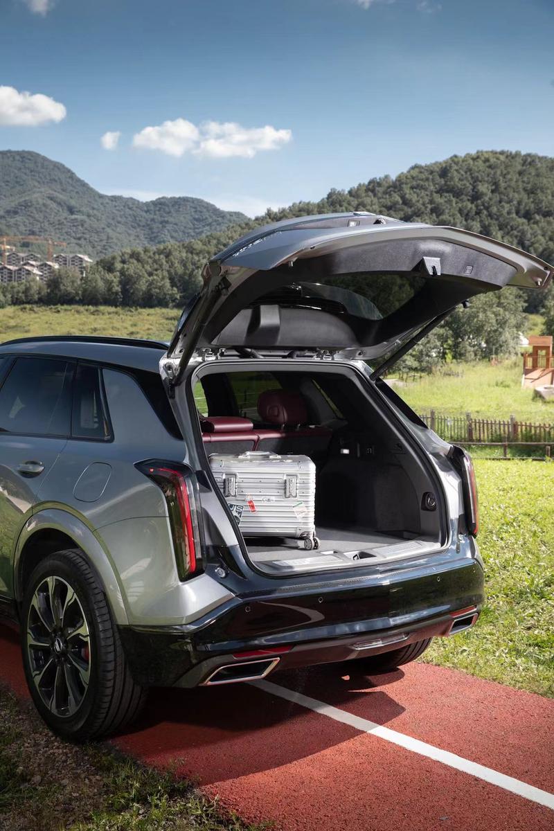 全新凯迪拉克XT5内饰官图发布 换33英寸曲面联屏/用怀挡设计_易车