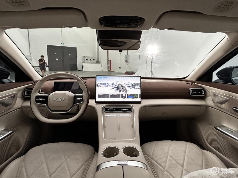 风云A9新车有着十分优美的车顶造型_易车