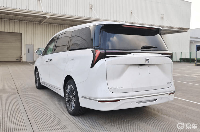别克GL8 插电混动新车的车尾部造型和尾灯都采用了别克世纪同款设_易车