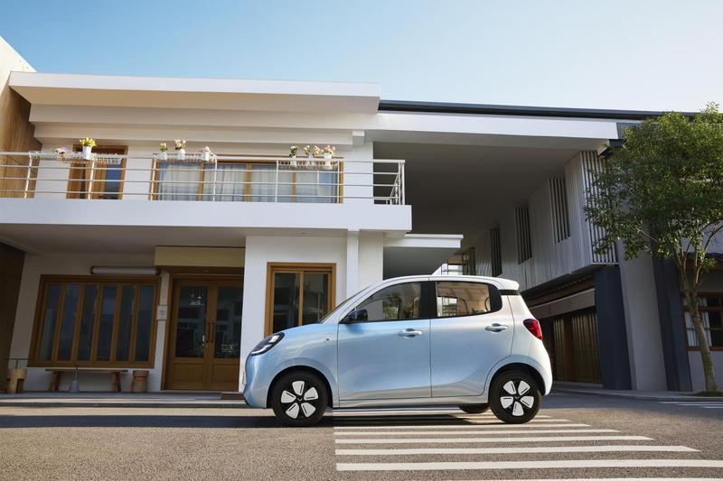 宏光MINIEV四门版支持直流快充、交流慢充和家用电源随车充三种_易车