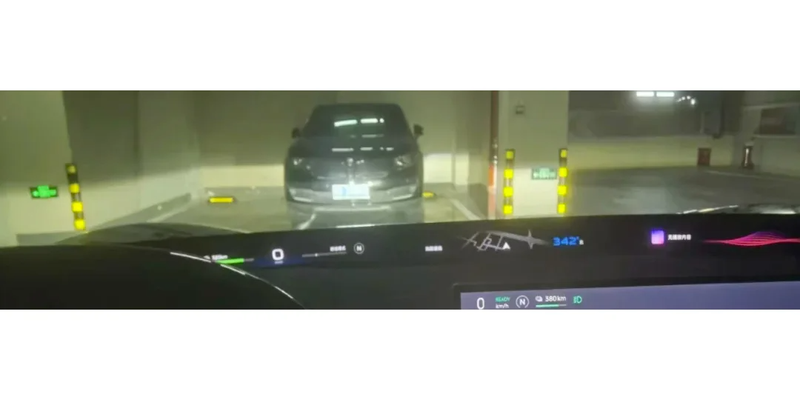 网络上曝光了小米YU7内饰谍照_易车