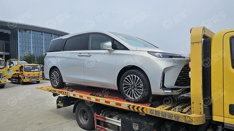 2025上海车展探馆：别克GL8陆尚_易车