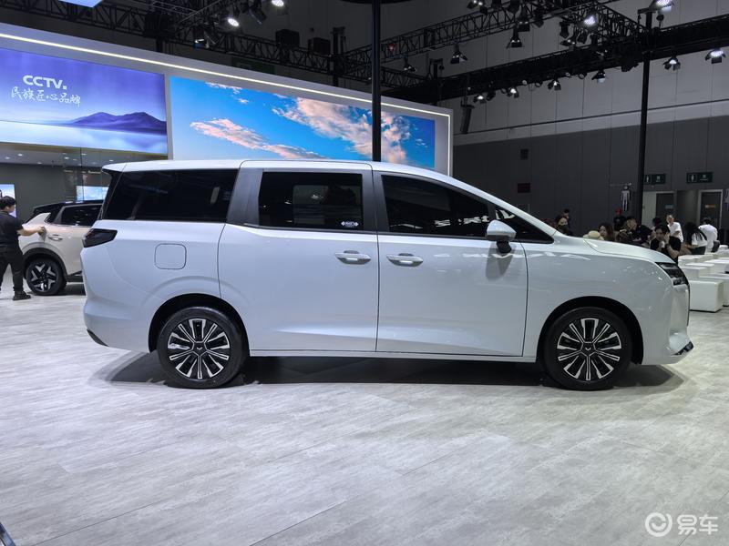 2025成都车展：五菱星光730亮相_易车
